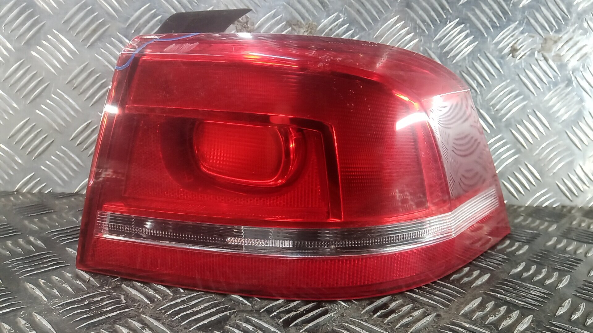 Фонарь задний правый VOLKSWAGEN PASSAT B7