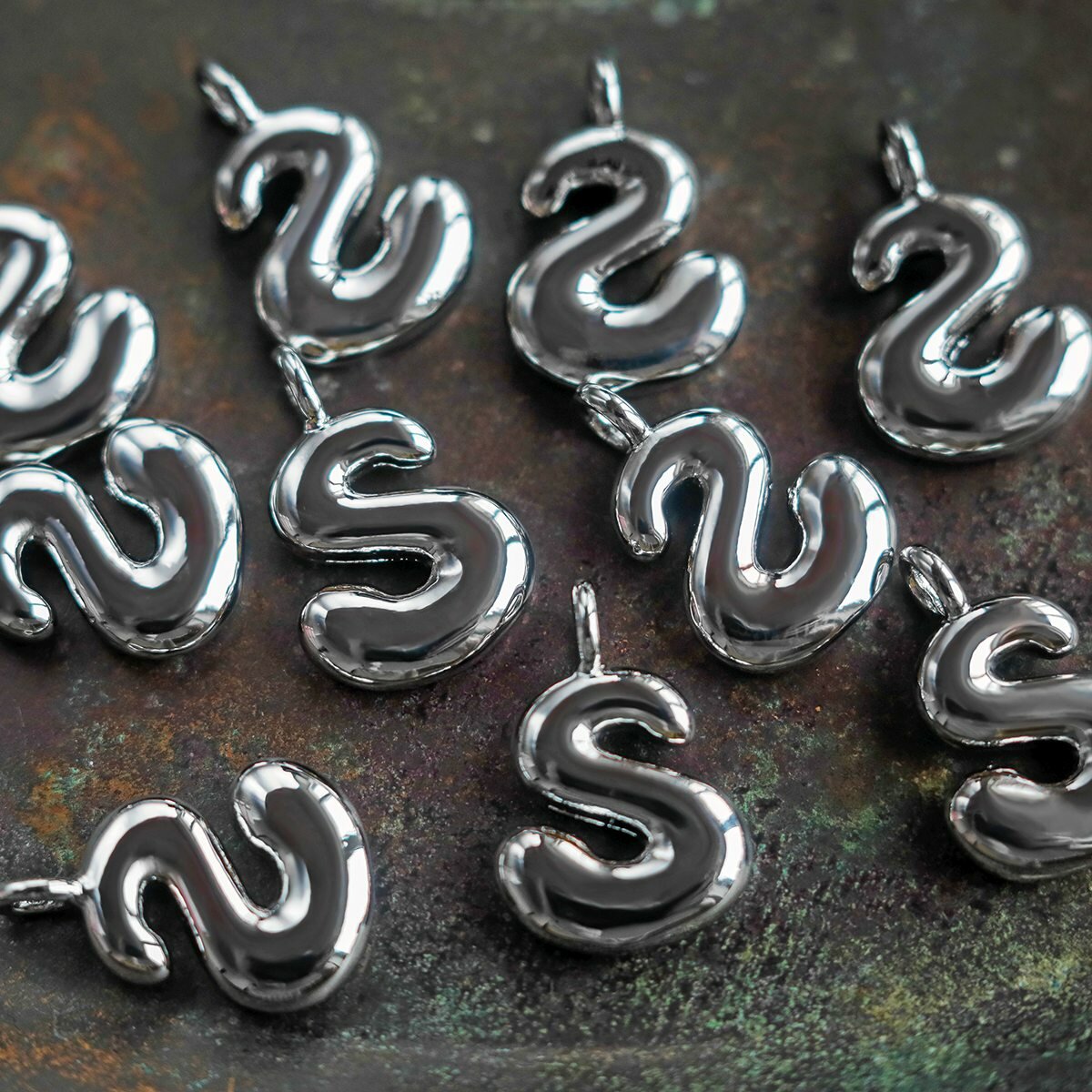 Подвеска металл Буква S (2 шт.) для браслета / сережек, цвет платина, 16.5-18.5x5.5-18x2.5x4.5 мм