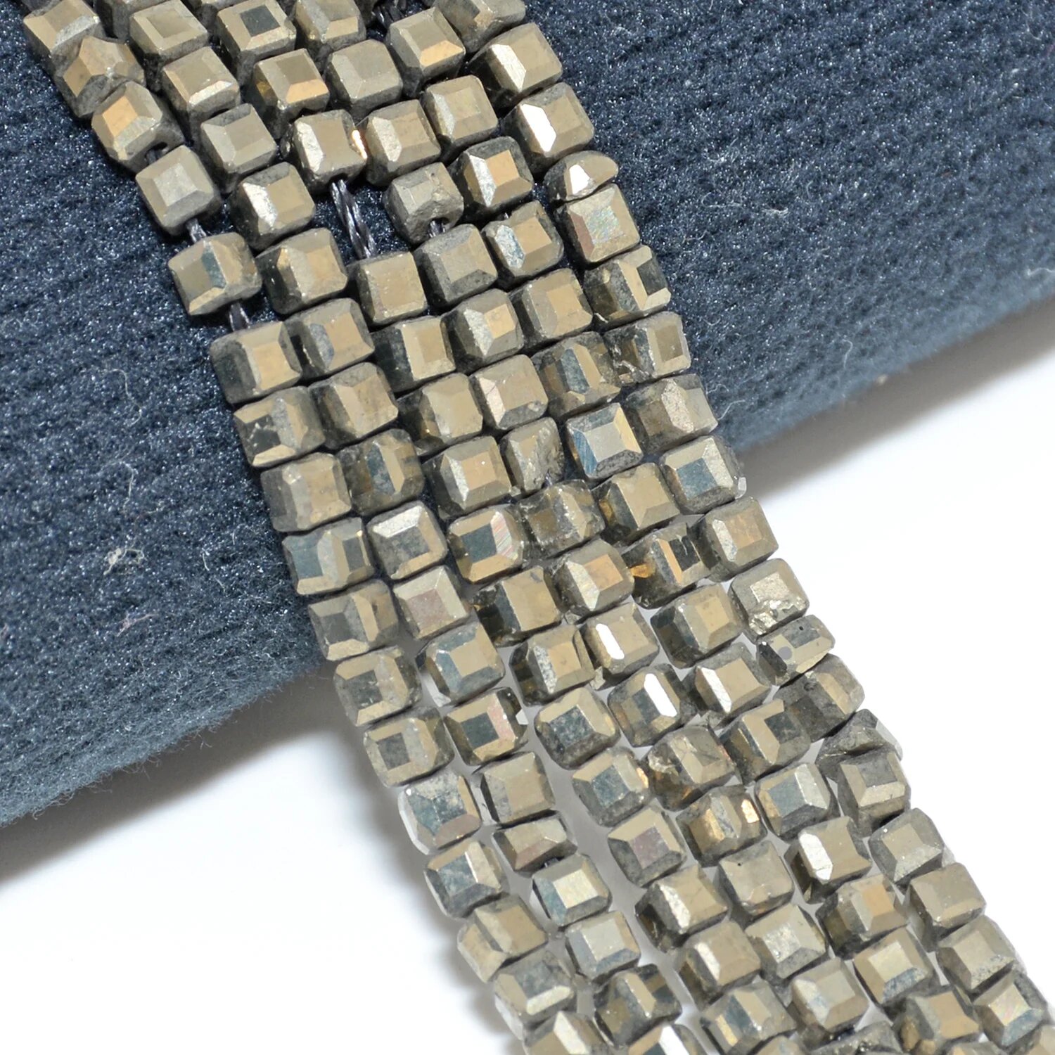 Граненый куб из пирита GENUINSTONE 2.3 мм, 3 мм 3mm