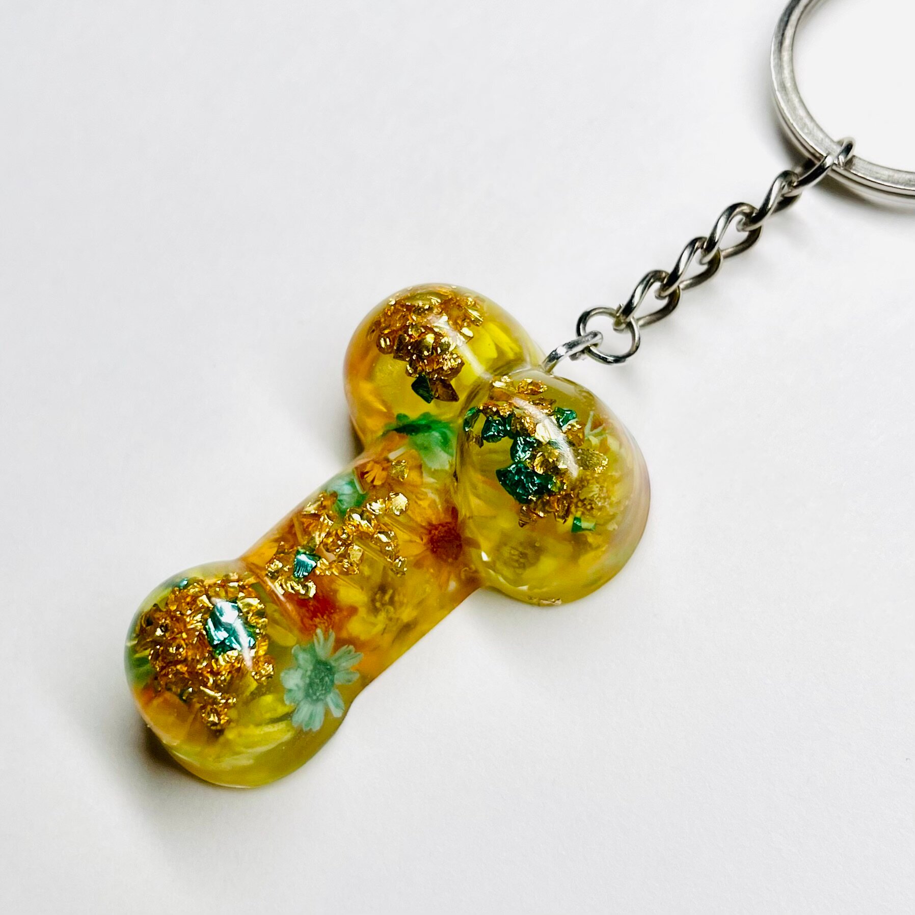 Креативный брелок в форме пениса, инкрустированный сухоцветами, декоративными камнями и поталью EVTUSHENKO ART.