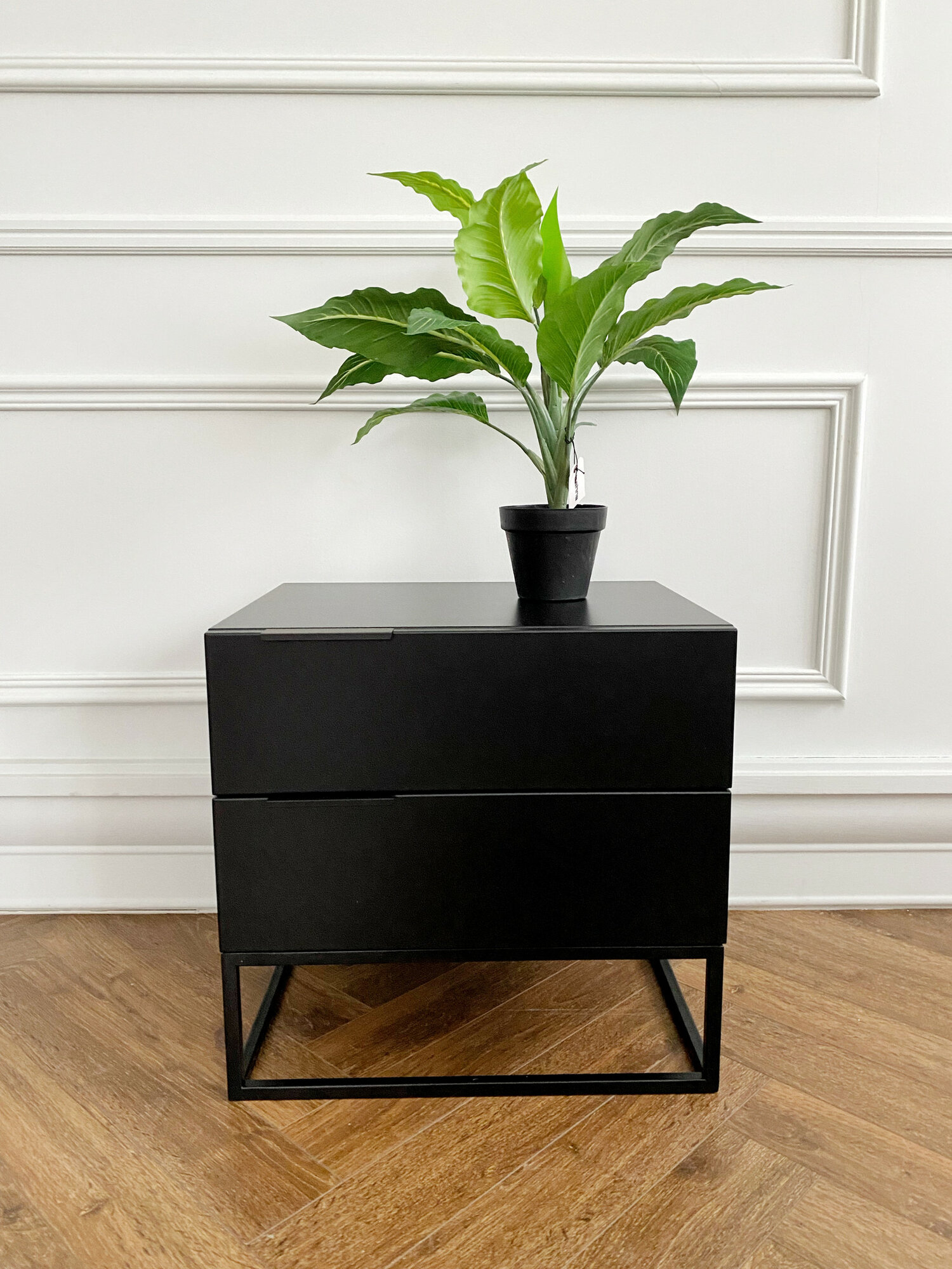 Прикроватная тумба Моника с черными выдвижными ящиками на черном металлическом каркасе