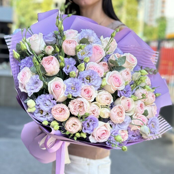 Букет из роз и эустом Нежная Симфония, высота 40 см, живые цветы от ROZA4U