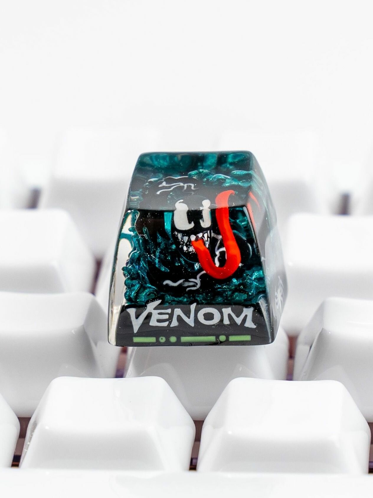 Кейкапы для механической клавиатуры - Artisan Клавиша "Веном": 1U ESC, смола, ручная работа, для SA профиль