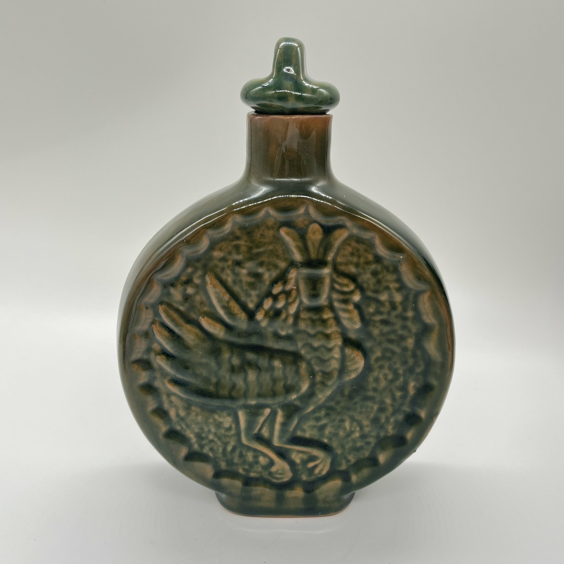 Штоф круглой формы с растительным декором и сказочным сюжетом, керамика