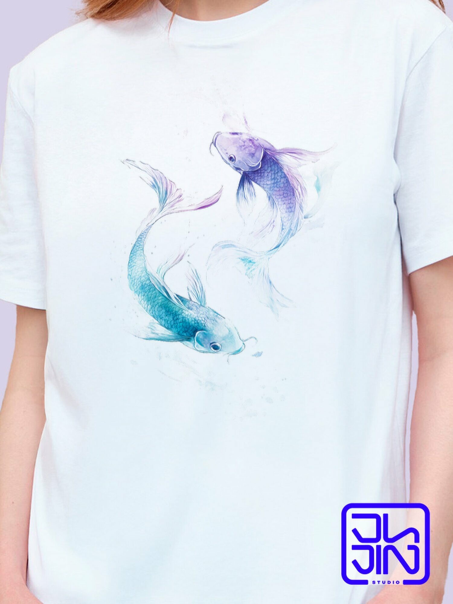 Футболка классическая женская с авторским принтом Минималистичная бирюзовая и белая аниме рыба в стиле инь янь и природы, белый хлопковый трикотаж с прикольным рисунком на груди