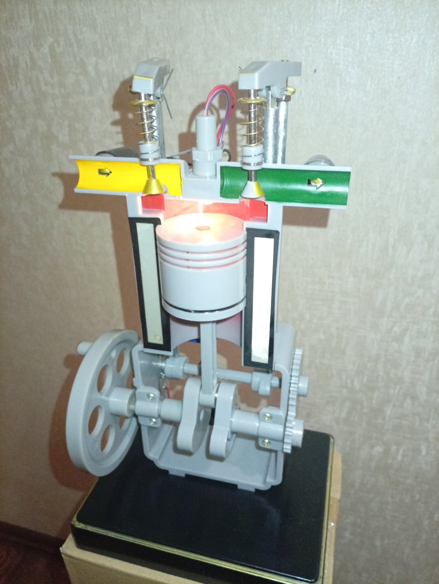 Модель двигателя внутреннего сгорания.