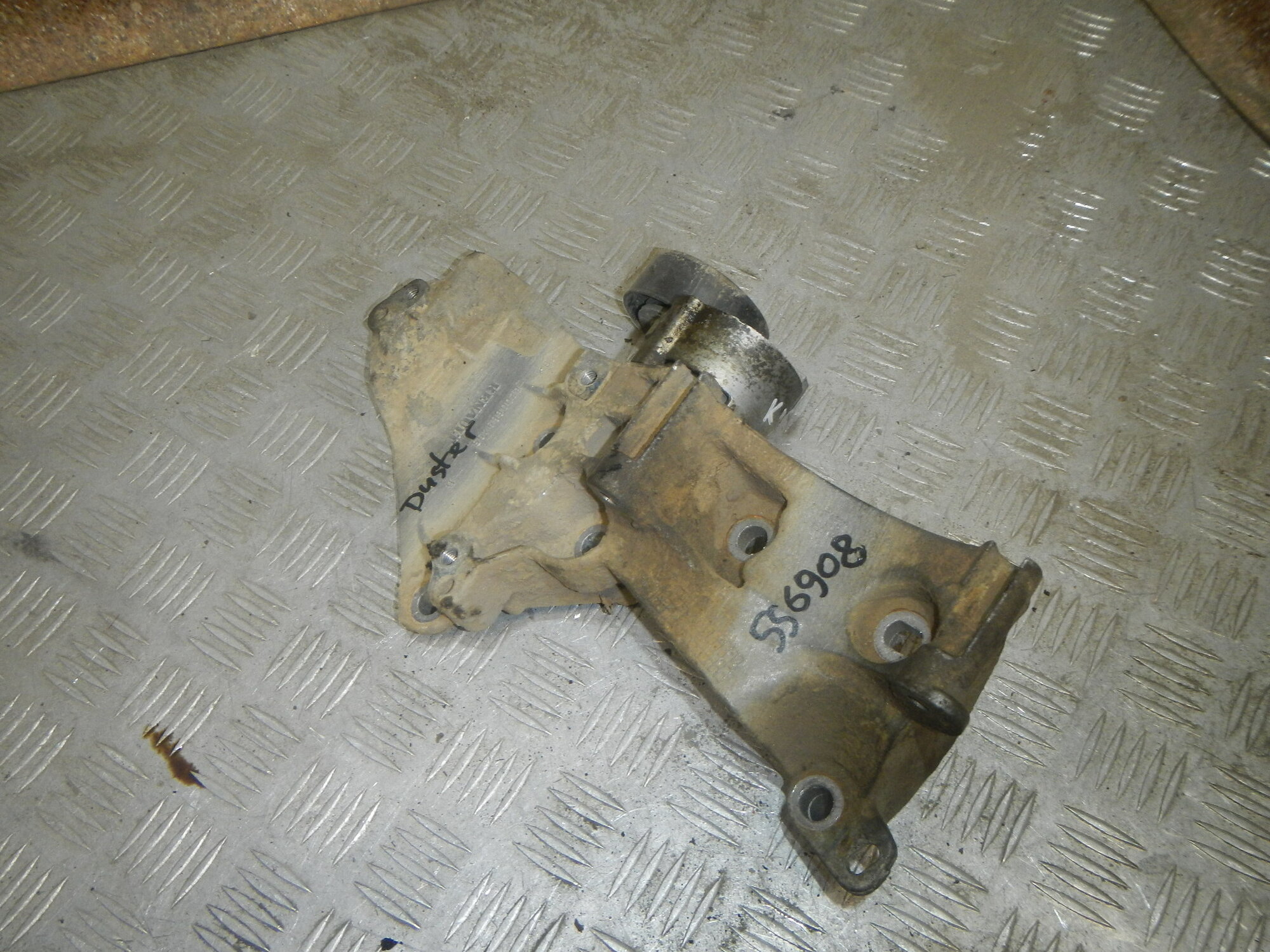 Б/У Кронштейн генератора, Renault (Рено)-DUSTER (12-20) RENAULT DUSTER (12-20) К9К Без видимых повреждений. 556908 RENAUL...