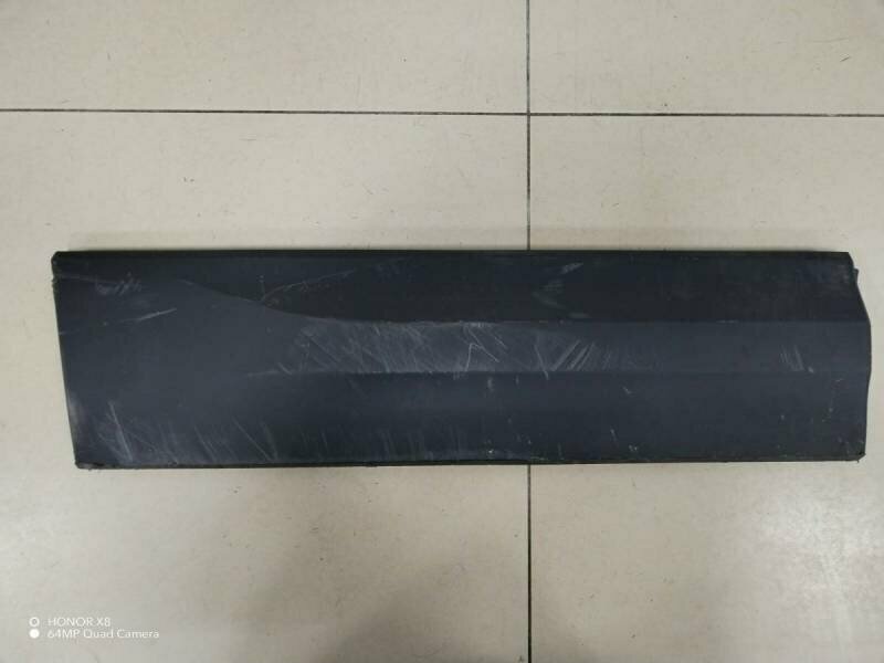 Накладка двери задней правой Skoda Karoq 2017 кат.номер: 57A8549509B9