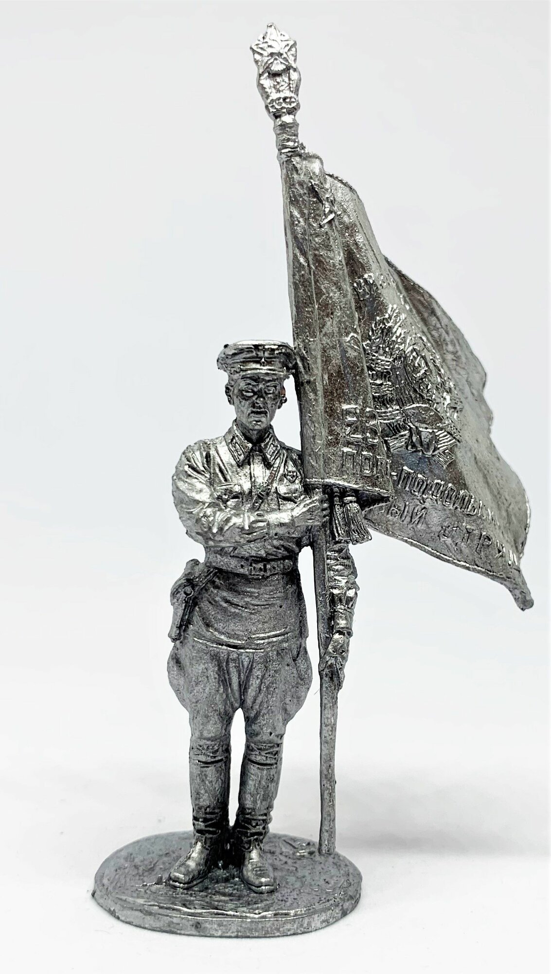 Оловянный солдатик, Советский офицер со знаменем ВОВ