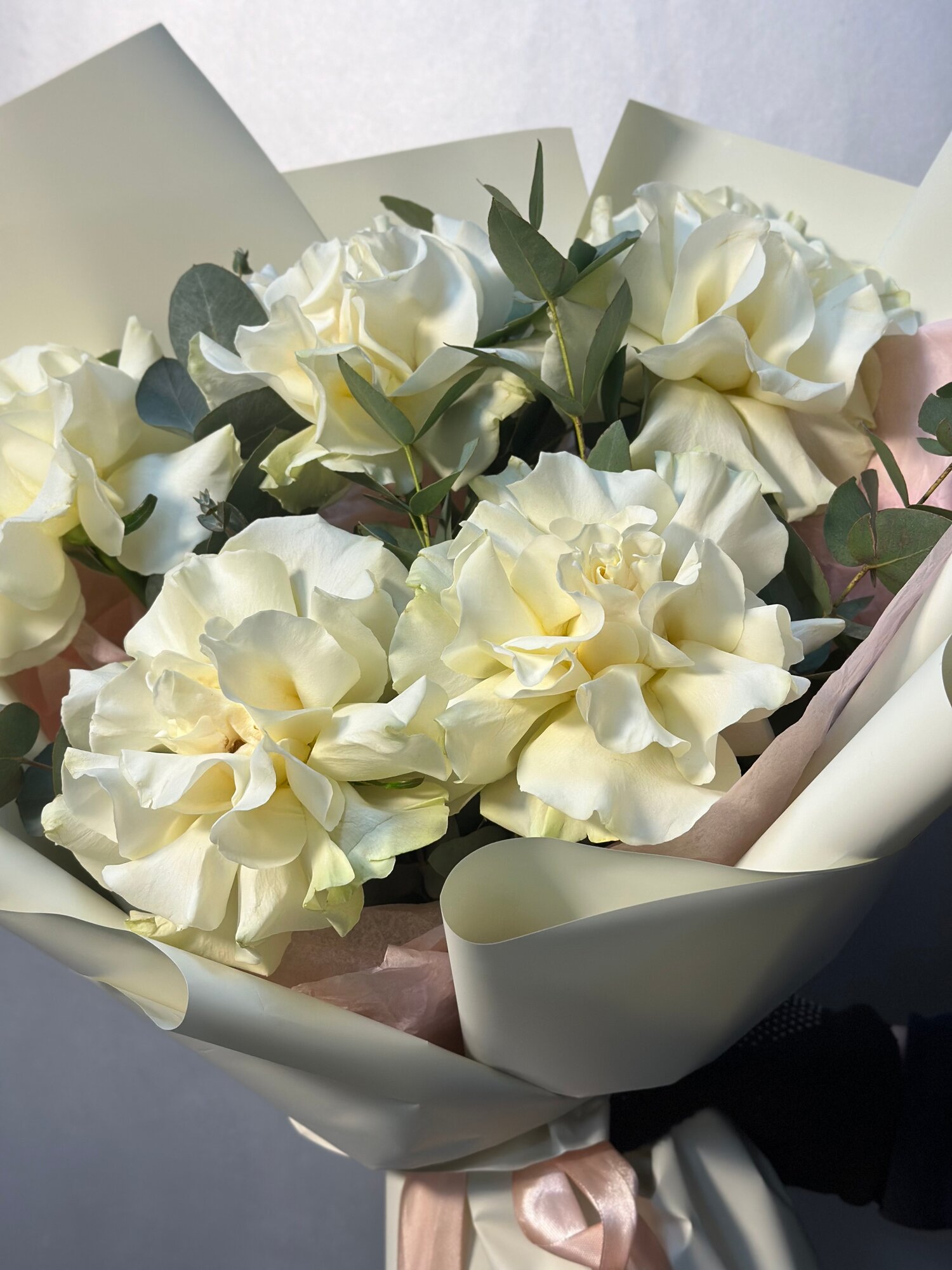 Букет цветов Liana Flowers "Мондиаль", белые розы, сборный, 5 шт