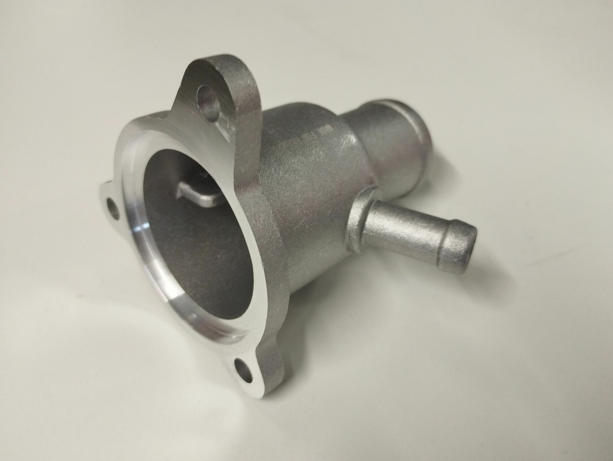 Корпус термостата алюминиевый рено Логан, Сандеро, Дастер. Лада Ларгус