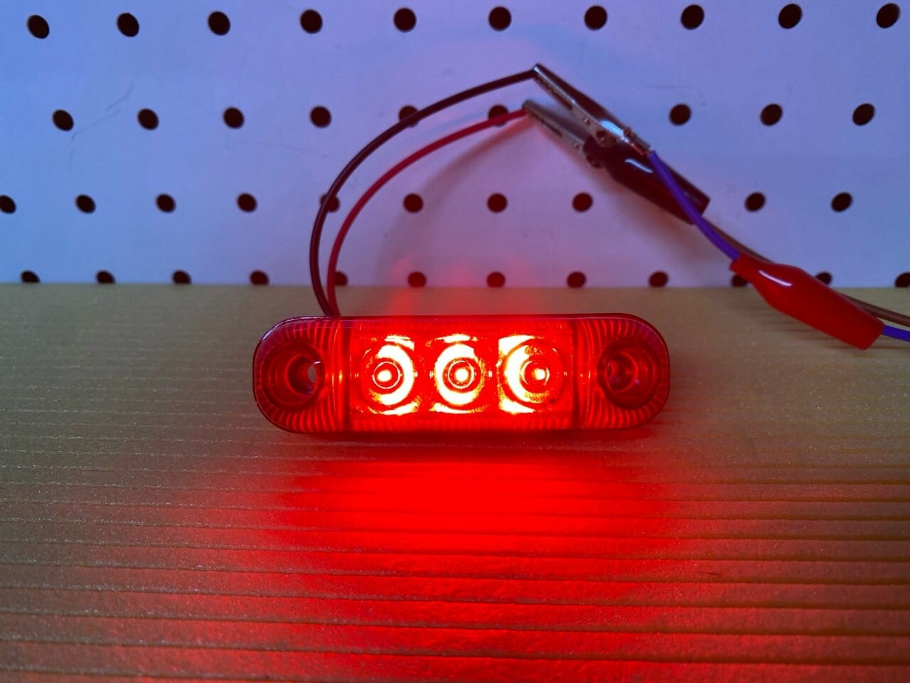 Фонарь габаритный красный 3 LED Super Slim шмиц кегель крона