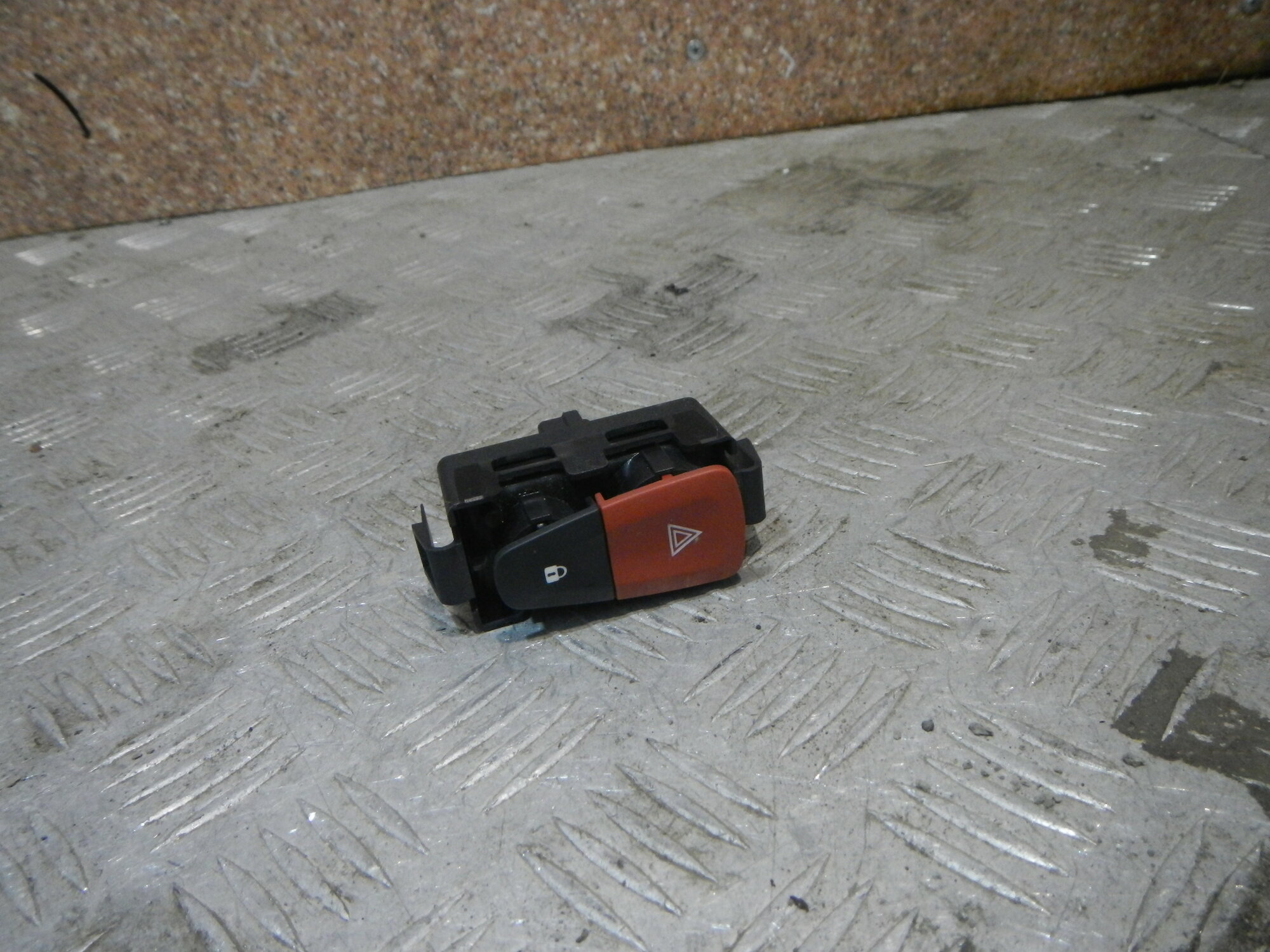 Б/У Кнопка аварийной сигнализации, Renault (Рено)-FLUENCE (10-) RENAULT FLUENCE (10-) Потертости. 430340 RENAULT арт. 25...