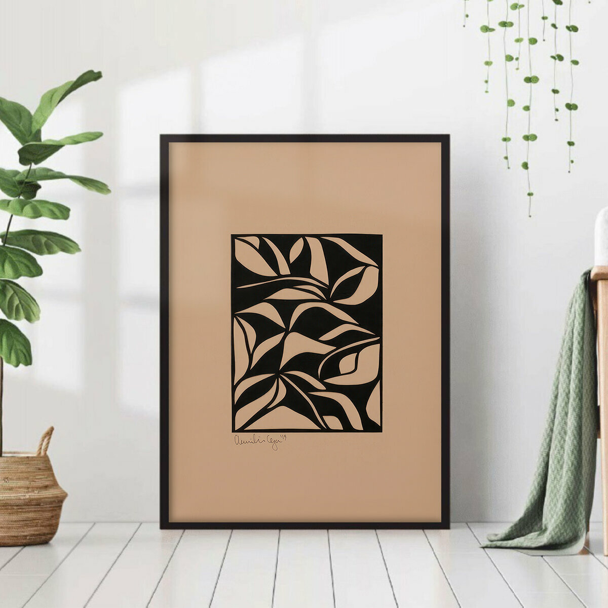 Постер "Абстракция черный узор на коричневом фоне" 40x50 в черной рамке для интерьера на стену