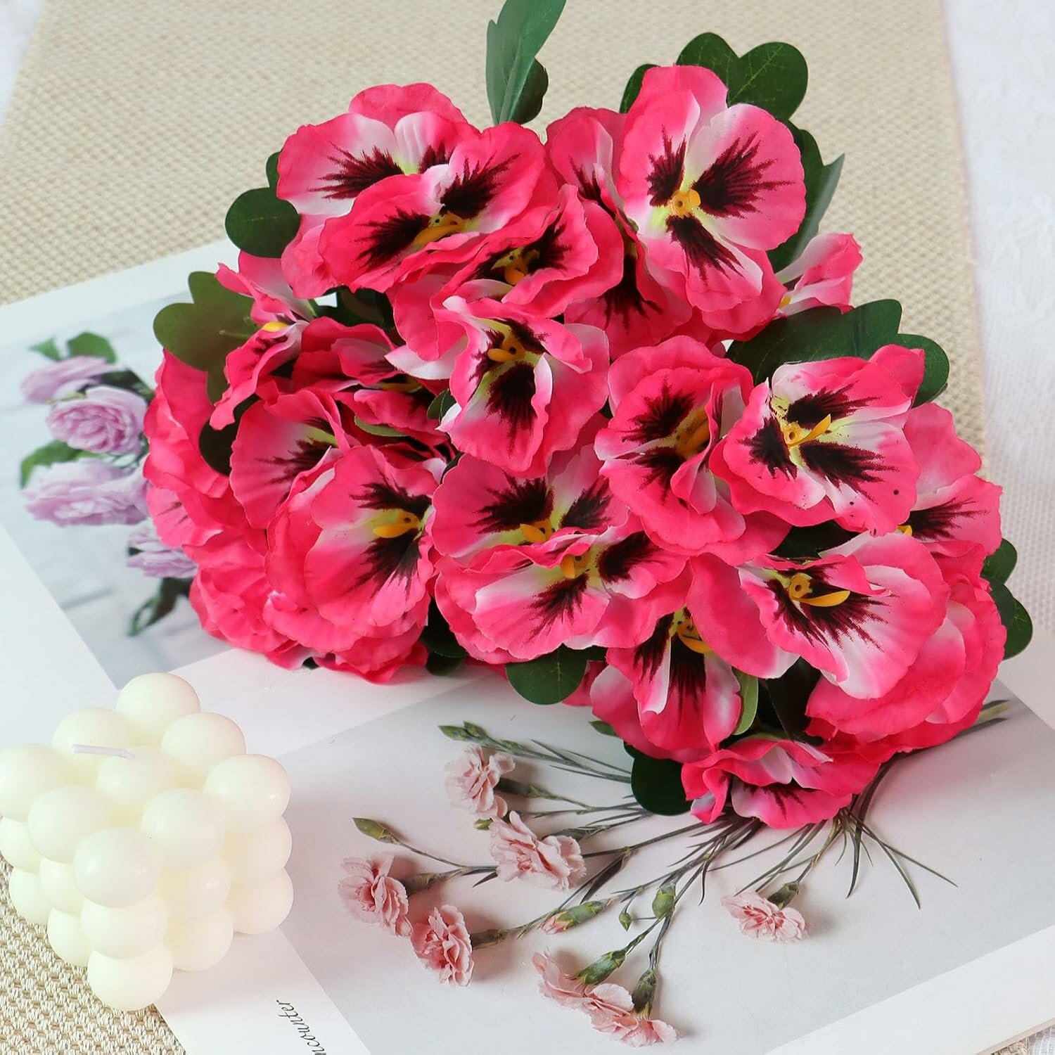 Искусственные цветы анютины глазки на открытом воздухе