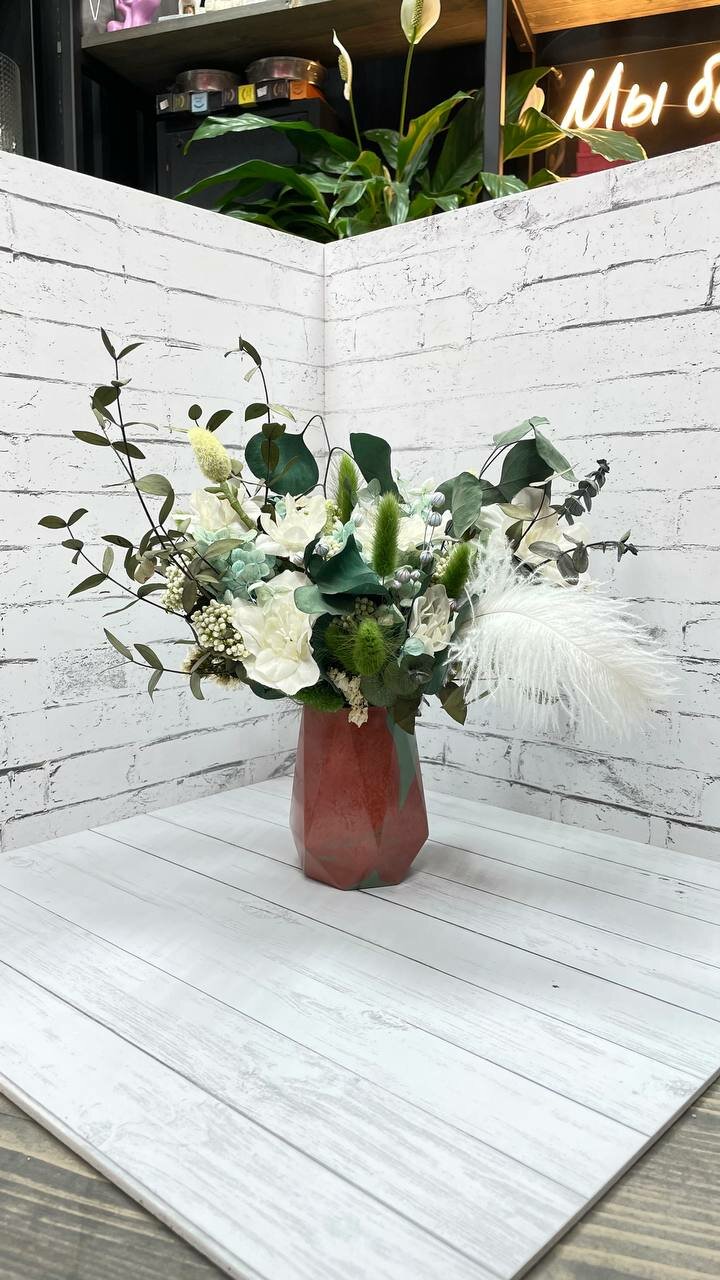 Композиция из сухоцветов, в вазе, лагурус, эвкалипт, статица, озотамнус, гортензия, лен, перо