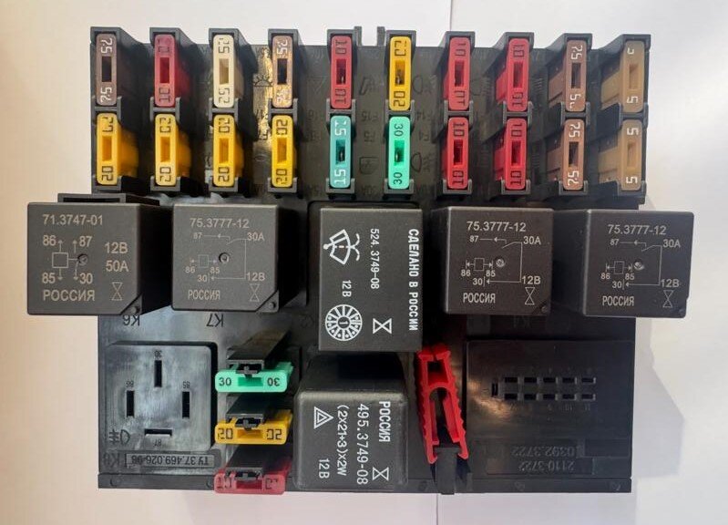 Блок предохранителей для а/м ВАЗ 2110/2123 "Авто-Вираж" (392.3722М)