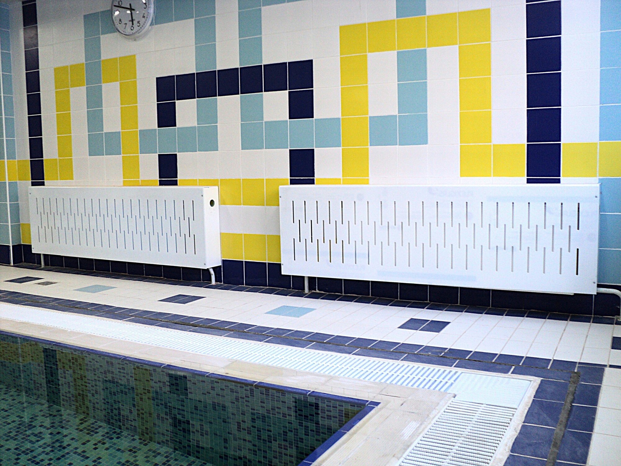 Экран для радиатора отопления для бассейна. Защитный короб на батарею в бассейн. Материал пластик. Ширина 120 см высота 60 см.