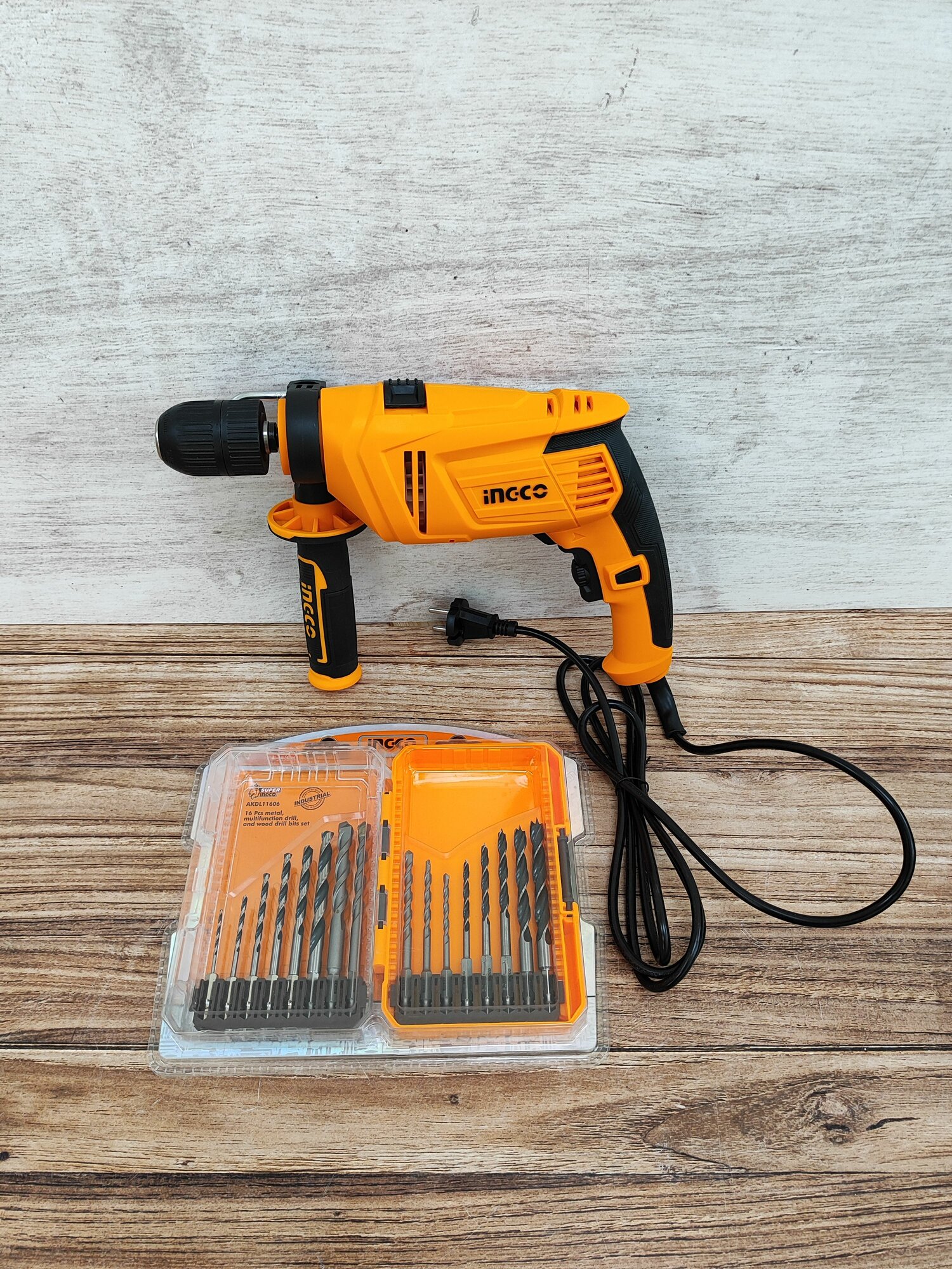 Дрель электрическая ударная Ingco, 850 Вт, 1,5-13 мм + набор из 16 сверл в кейсе