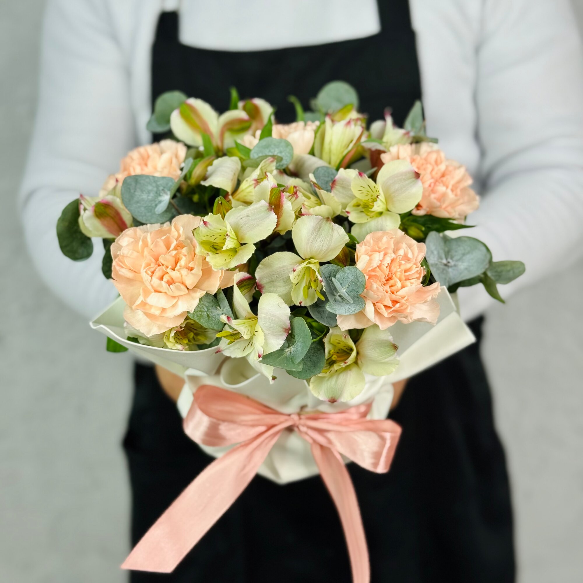 Букет Rybe-Flowers, альстромерии, гвоздики, ассорти, разноцветный, на оазисе