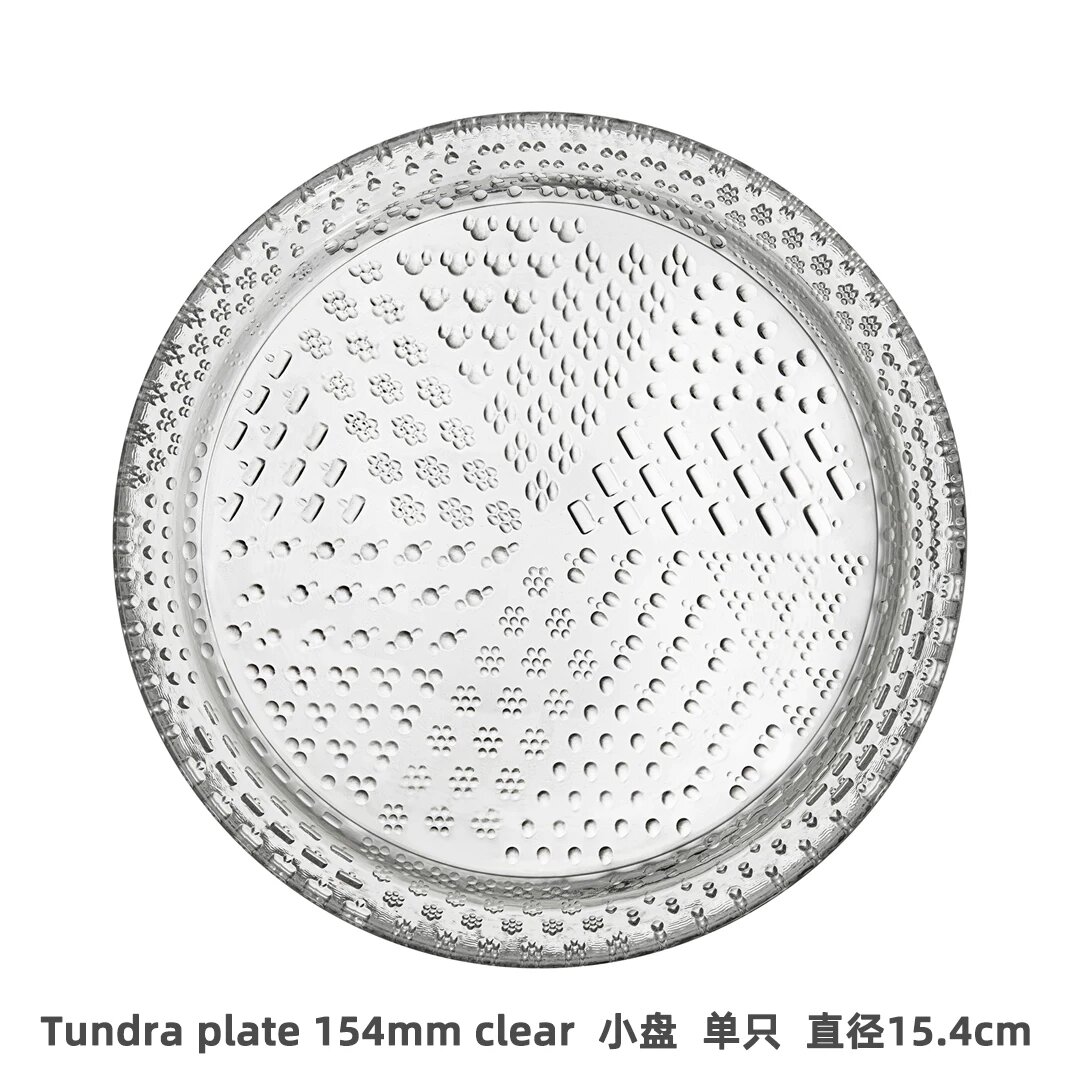 Финская серия Iittala Tundra воспроизводит дизайн стеклянных чашек и тарелок Oiva Toikka 1970 года. Прозрачная