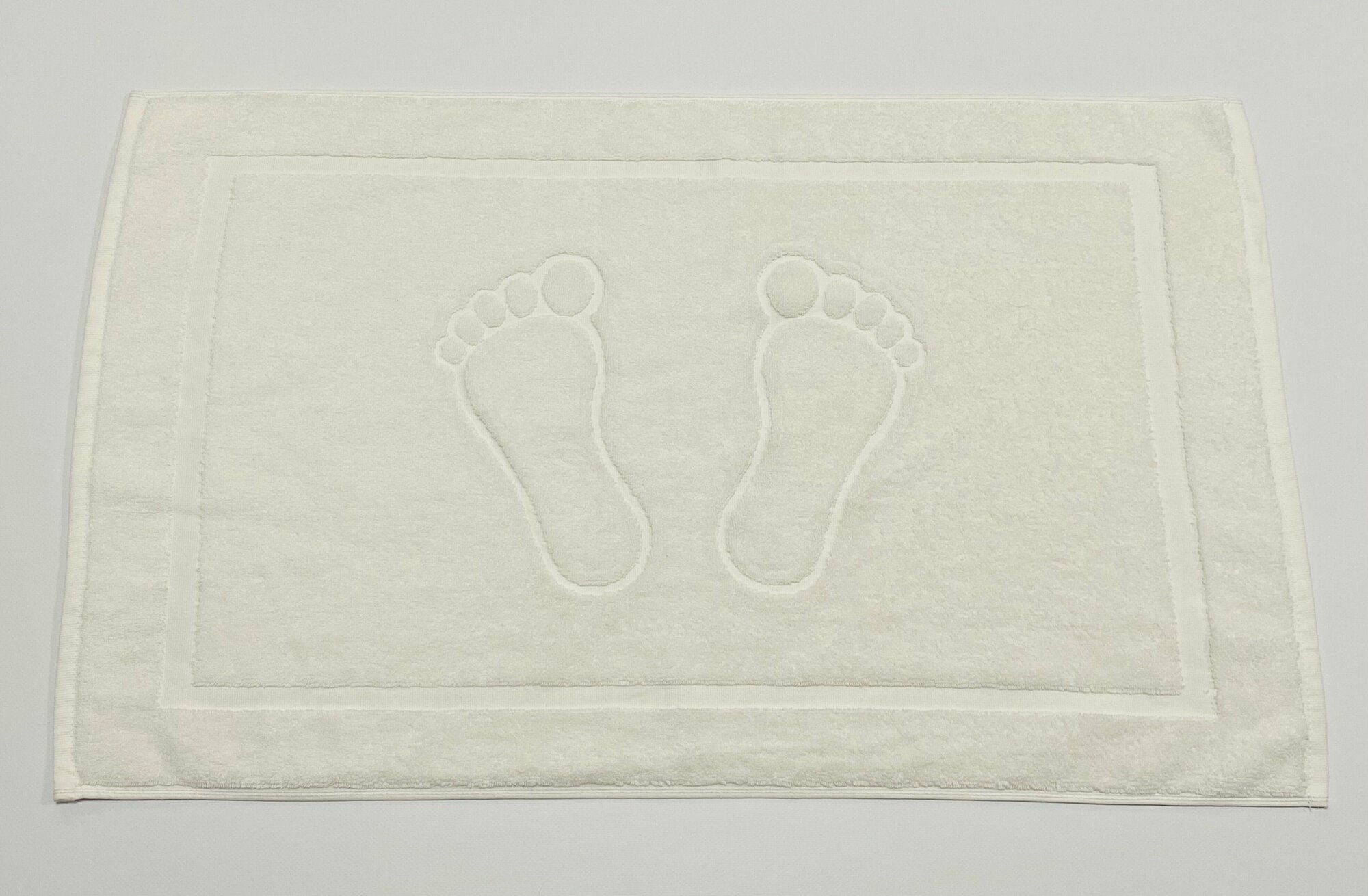 Махровое толстое отельное белое полотенце-коврик для ног в ванную "Ножки" 50х70 см 500 г/м2 Белоснежное