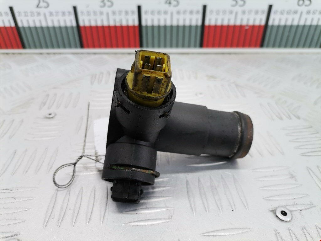 Фланец (штуцер системы охлаждения тройник) Volkswagen Transporter (T4) арт. 2052155