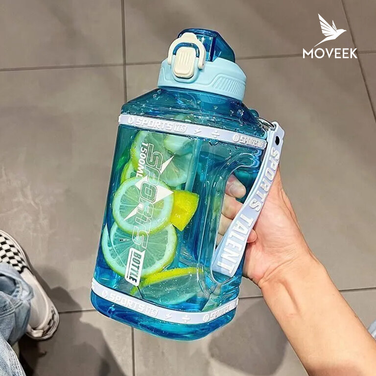 Спортивная бутылка объемом 1,5 литра с ручкой и ремнем голубая