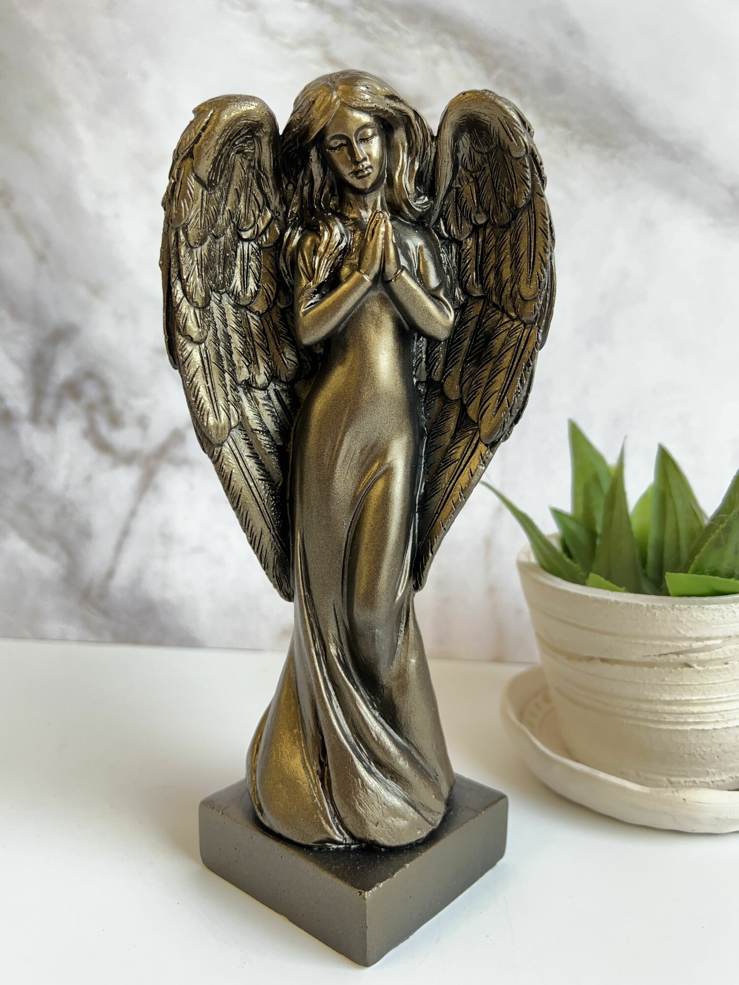 Ангел на подставке