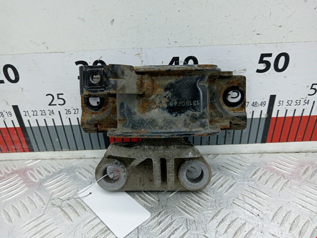 Подушка (опора) крепления двигателя Opel Corsa D 13130745 арт. 1971132