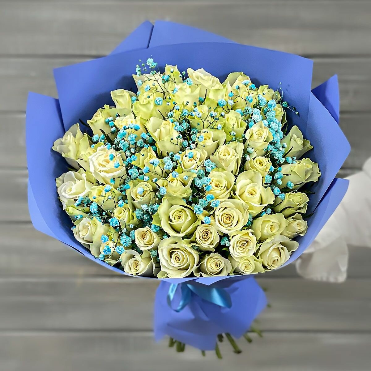 Букет из живых цветов 51 белой розы и гипсофилы