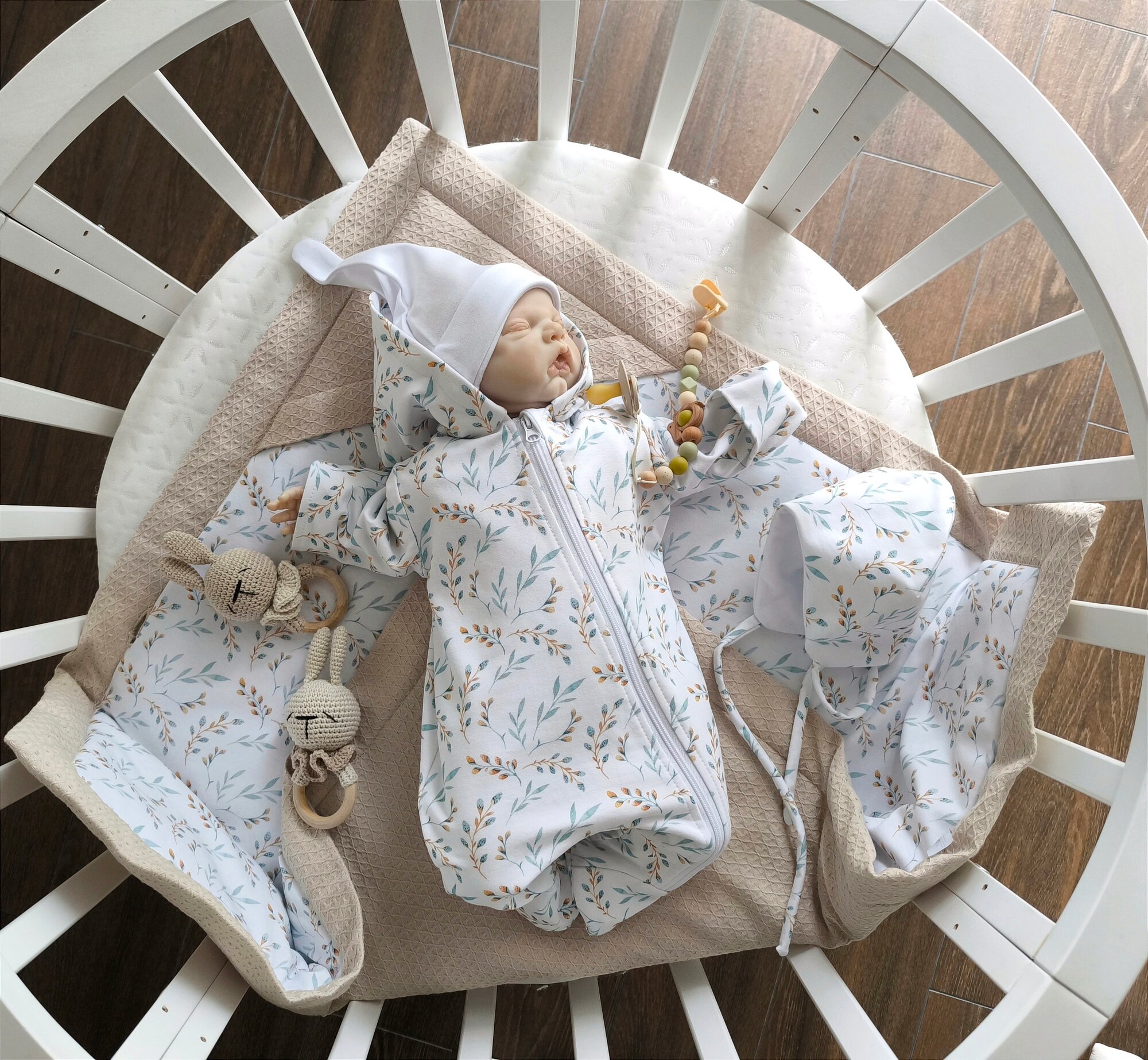 Демисезонный комплект из 4 предметов. Одеяло-конверт, комбинезон, 2 шапочки. Возраст от 0 до 3мес. MAMINY ZAPISKY, бежевый