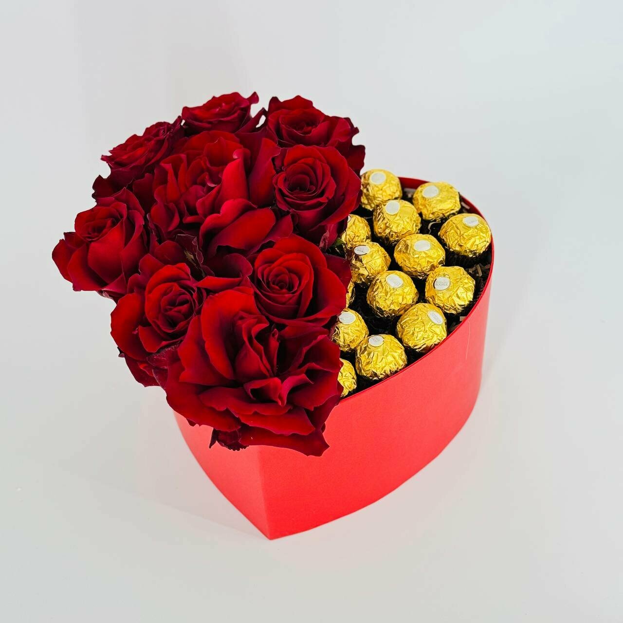 Букет сердце в коробке с красными французскими розами и конфетами Ферреро Роше