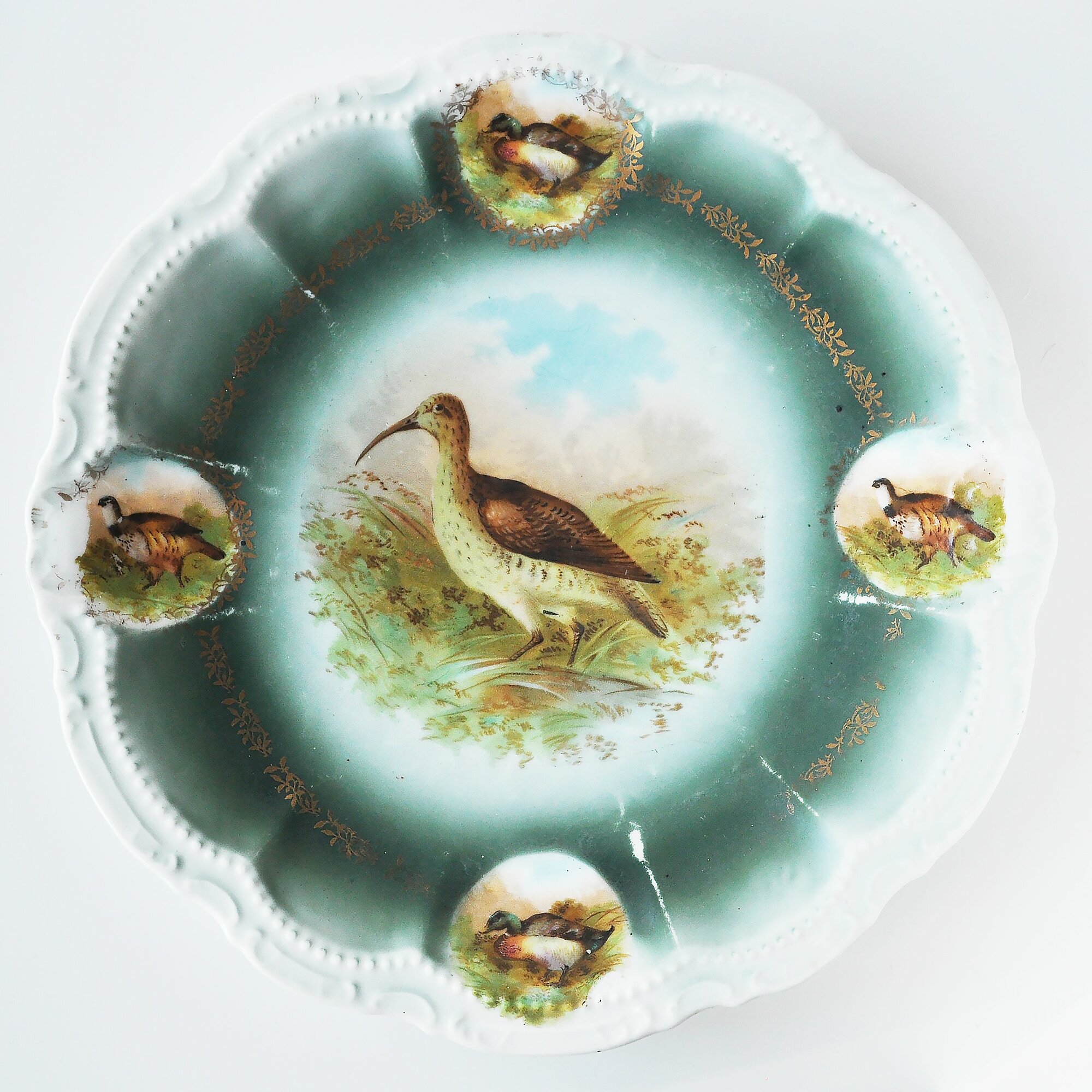 Антиквариат. Декоративная настенная тарелка"Утки, куропатки, кроншнеп". Фарфор, деколь, ручная подрисовка, золочение. Бавария, начало ХХ века.