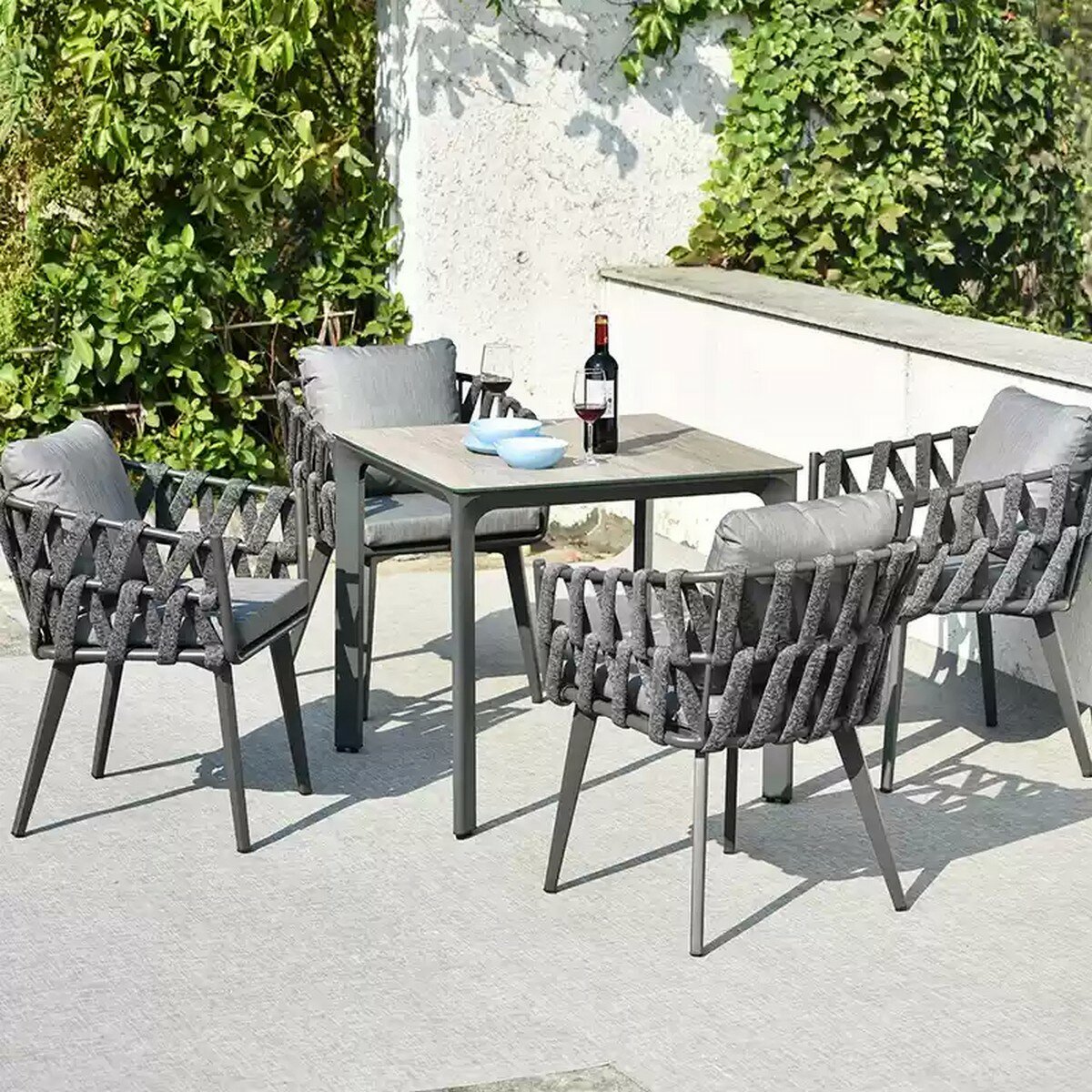 Современная уличная мебель для сада столы и стулья в стиле B&B (4 стула + квадратный стол, стекло 80*80 см)