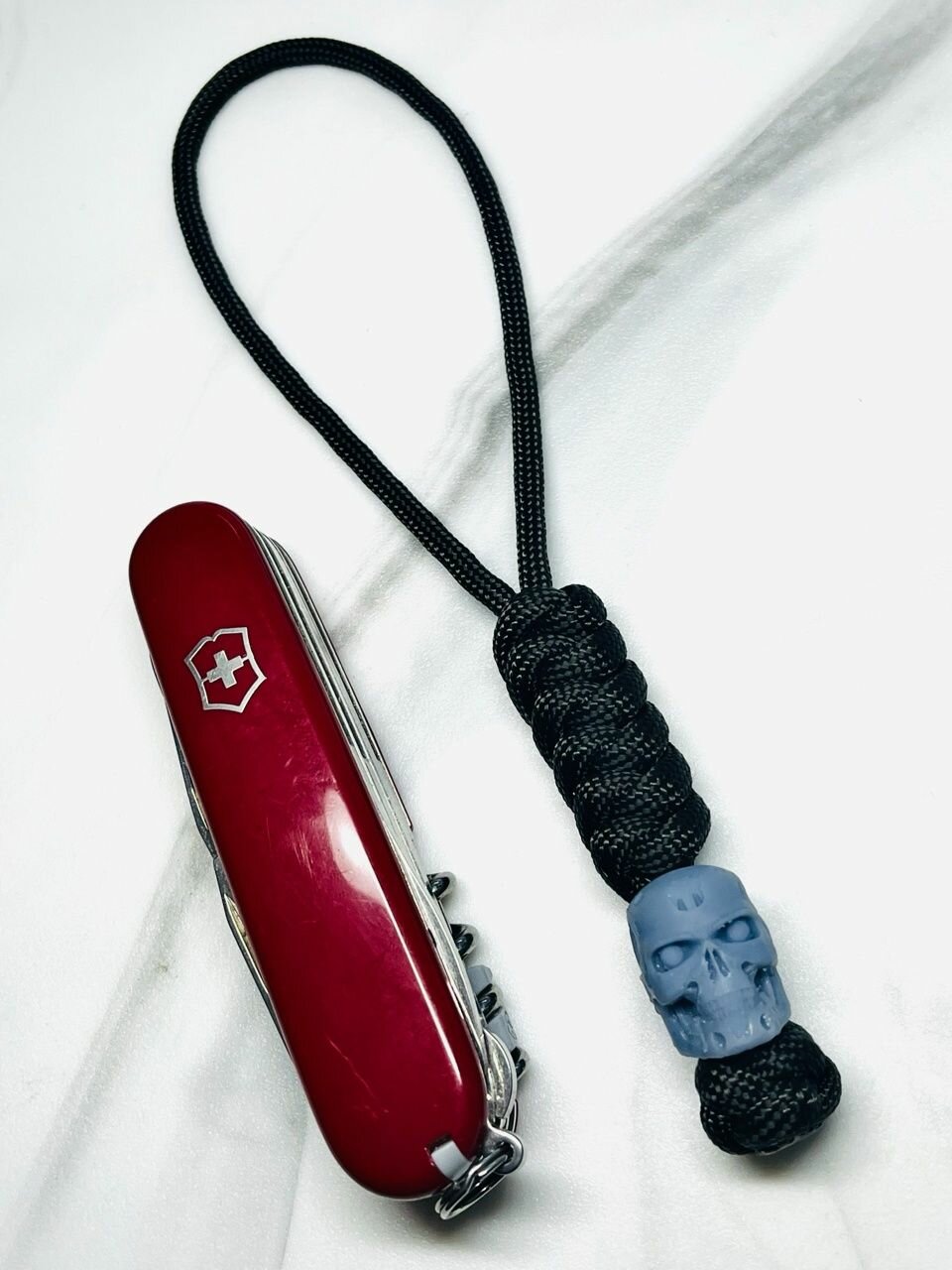 Темляк брелок для ножа из паракорда с пластиковой бусиной Череп