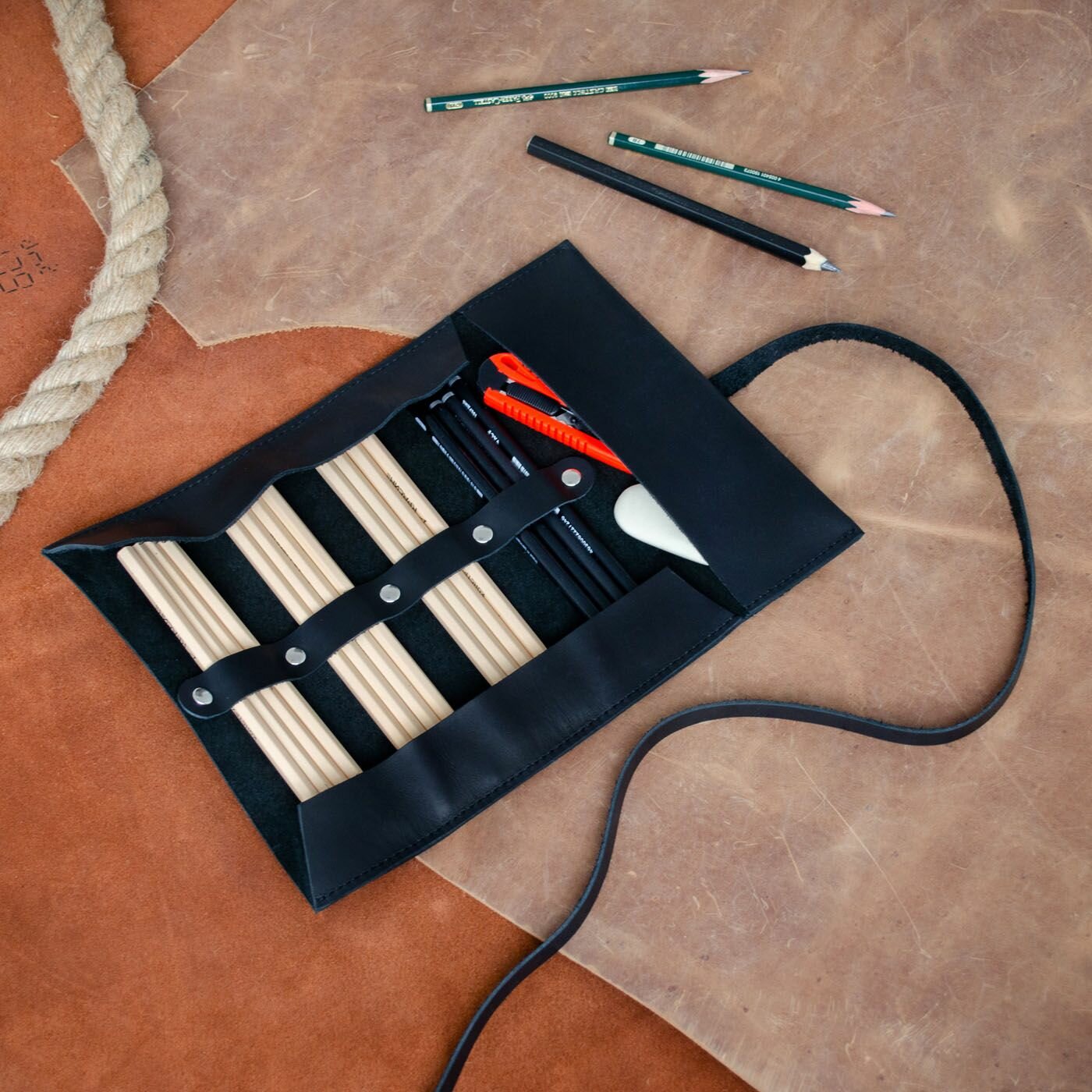 Пенал - скрутка из натуральной кожи для творческих людей.