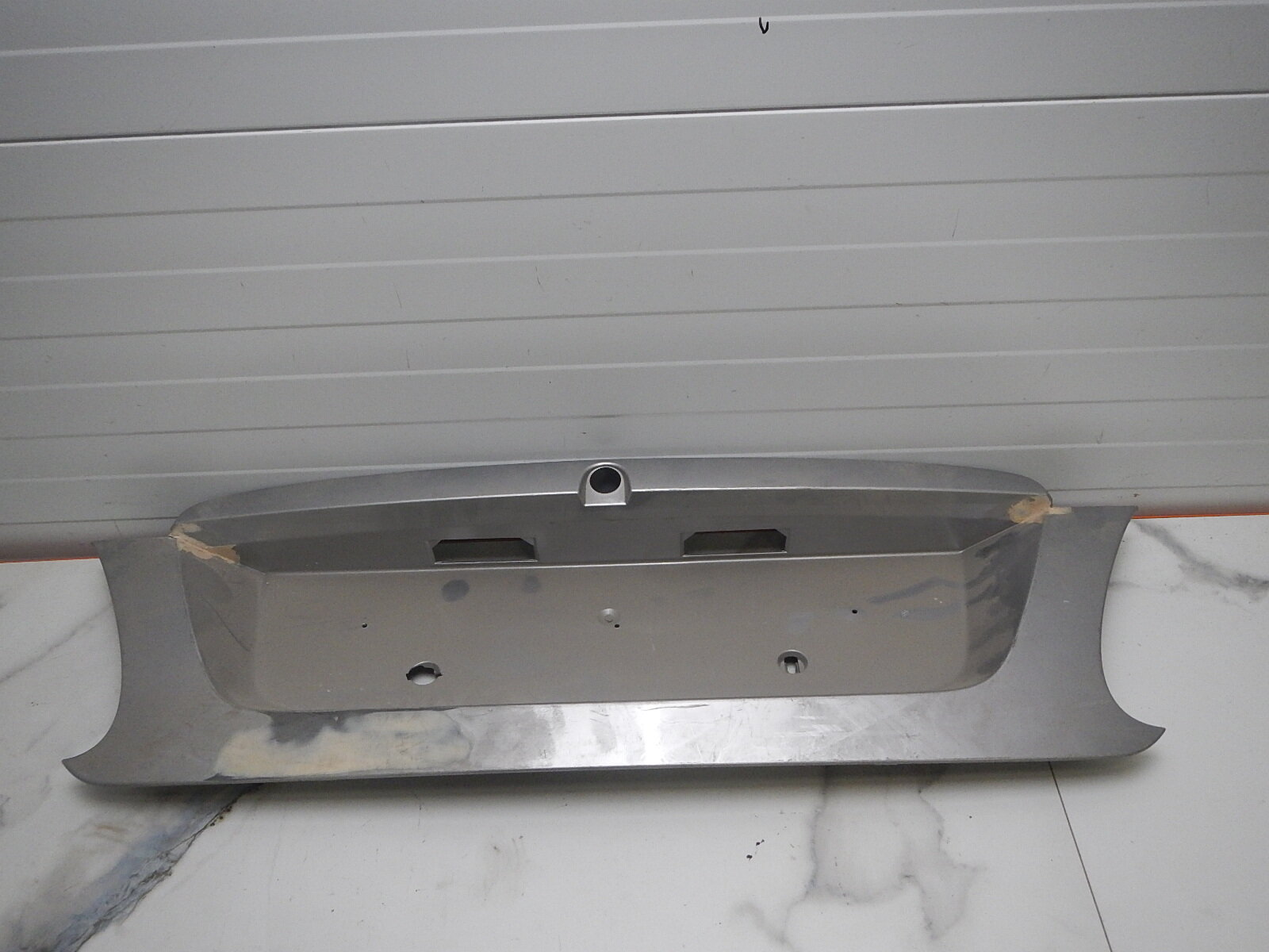 Б/У Накладка крышки багажника, Nissan (Ниссан)-ALMERA N16 (00-06) NISSAN ALMERA N16 (00-06) Царапины, сломано крепление,...