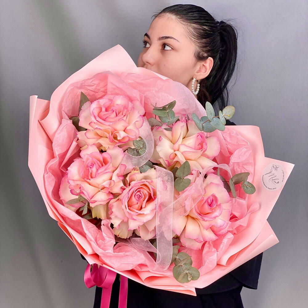 Монобукет из французских ажурных роз с ароматным эвкалиптом. Букет 558 Milin bouquet