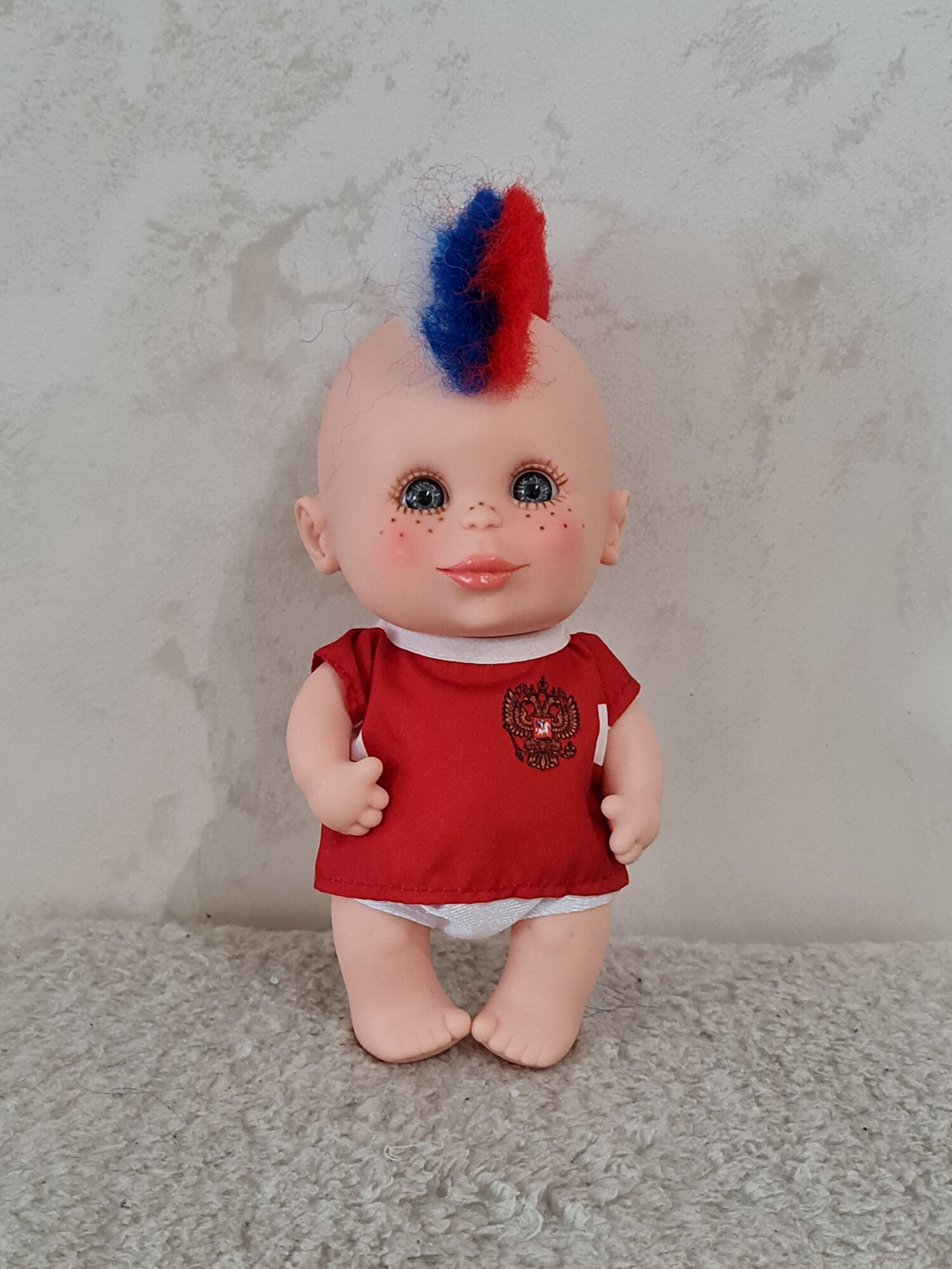 Berjuan Пупс виниловый 20см с голубыми глазами и веснушками.