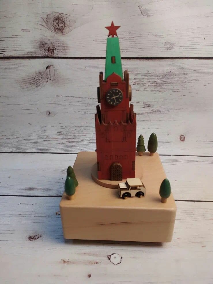 Музыкальная заводная шкатулка "Кремль"с мелодией Подмосковные вечера