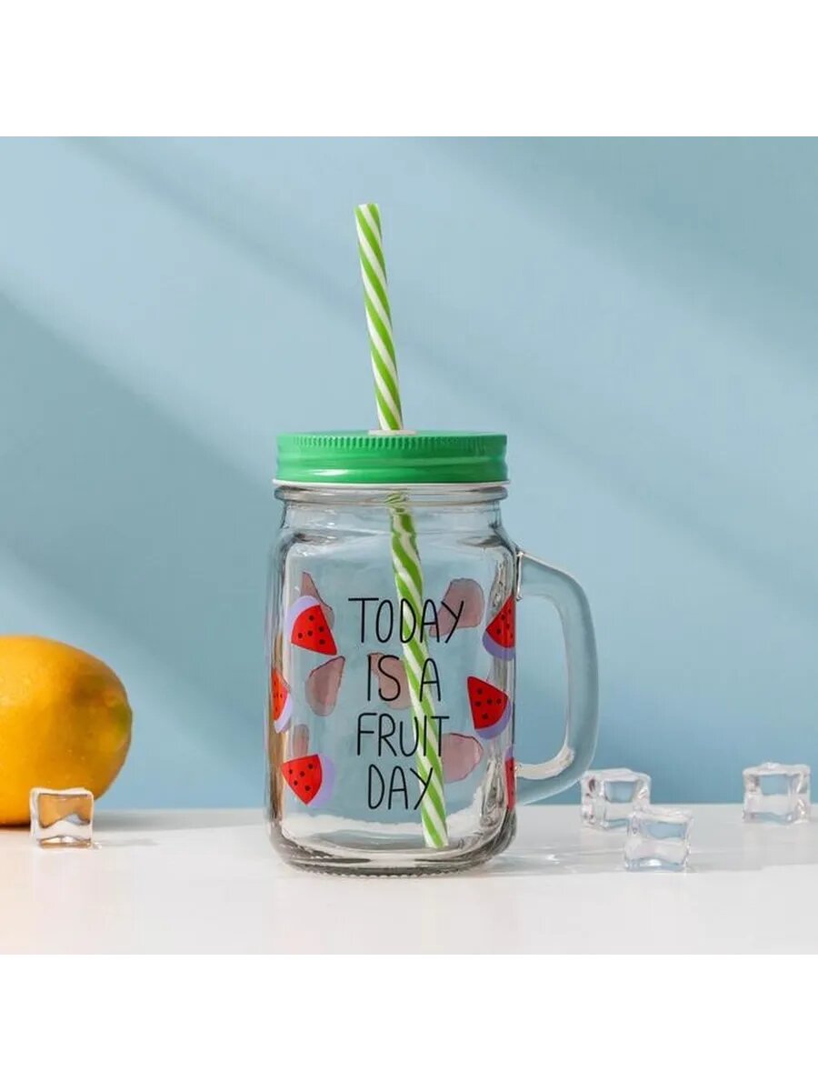 Стеклянная банка с крышкой и трубочкой