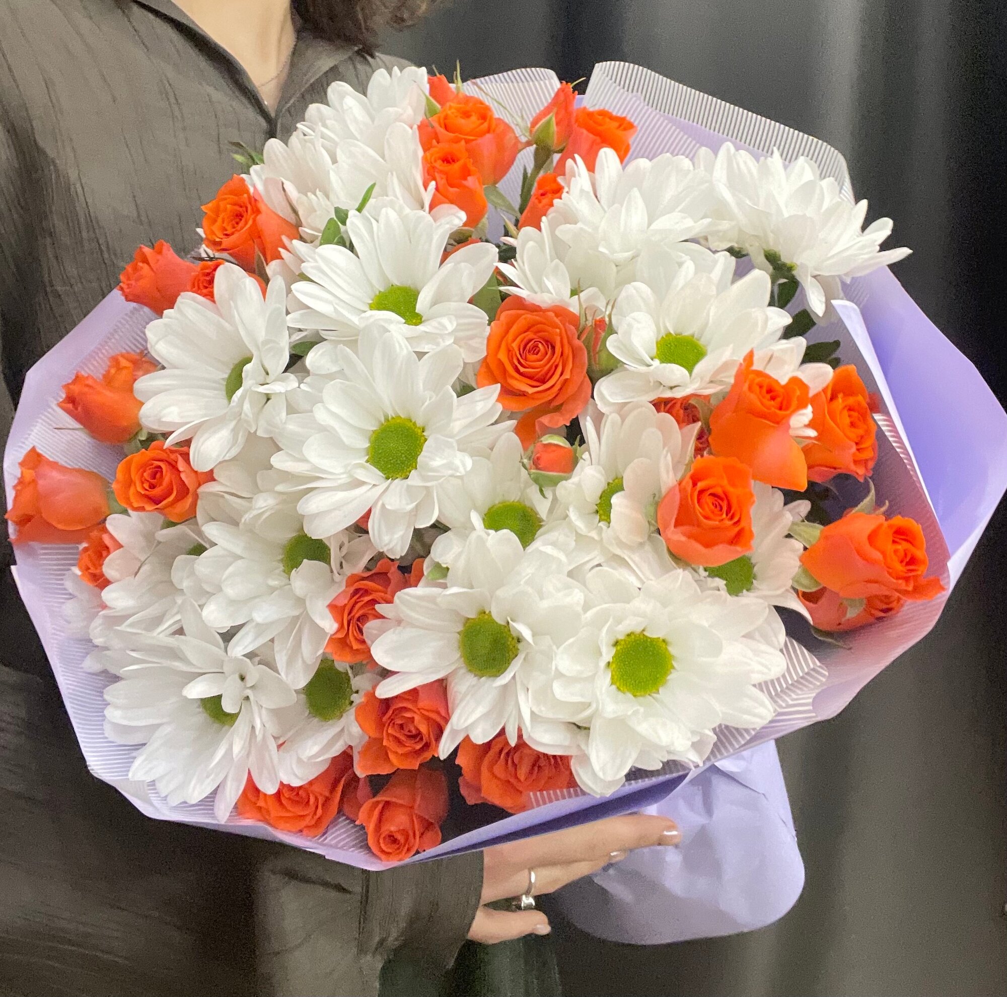 Букет "Прекрасный момент" с кустовой розой и ромашковой хризантемой в подарочном оформлении