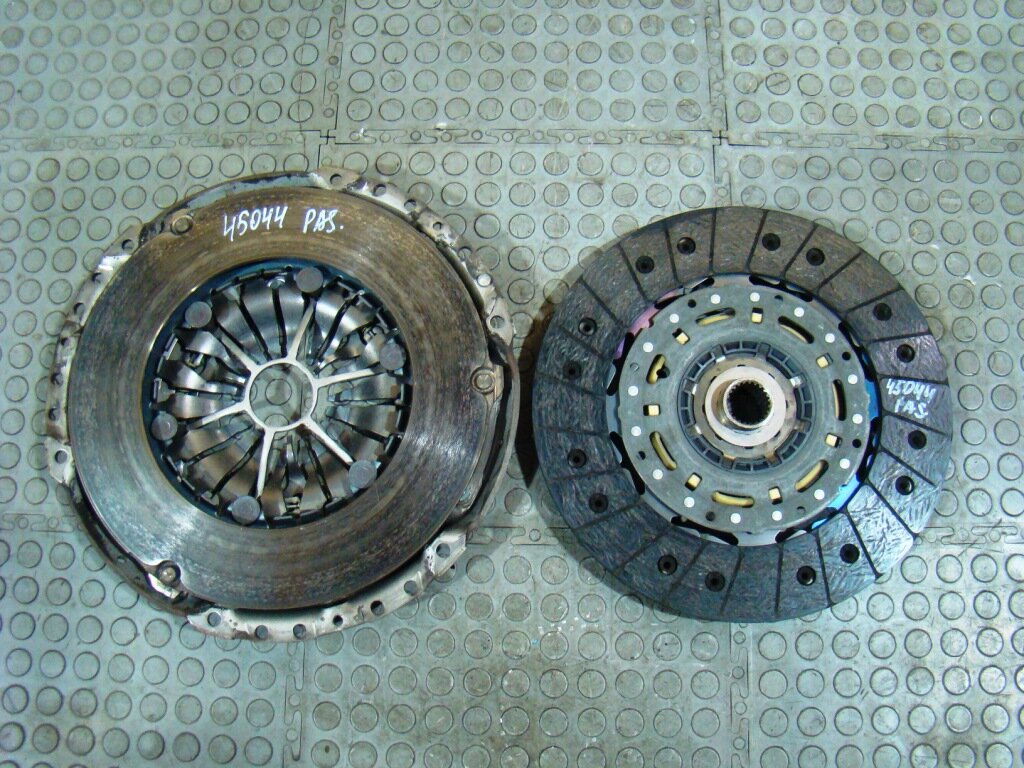 VW Passat B7 Комплект сцепления 2.0 TDI 6-ступ 03L141018G