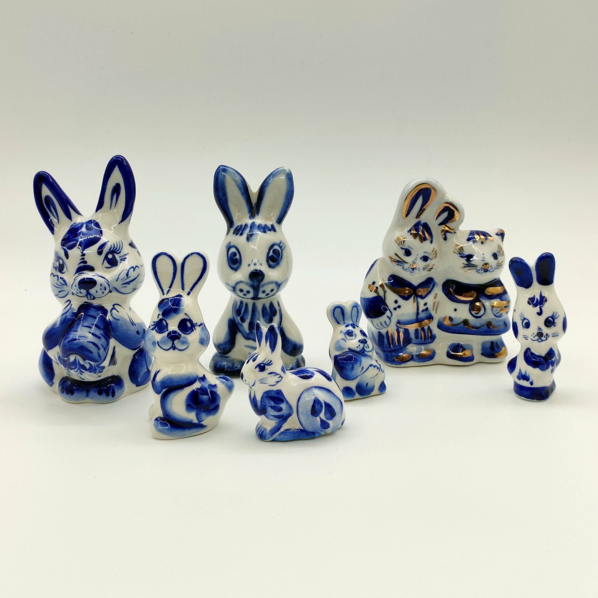 Набор из семи статуэток "Зайцы", Гжель, фарфор, роспись, золочение, Россия, 1990-2010 гг.