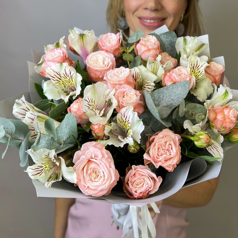 Букет "Пастель" из кустовых пионовидных роз с альстромерией и эвкалиптом в дизайнерской упаковке