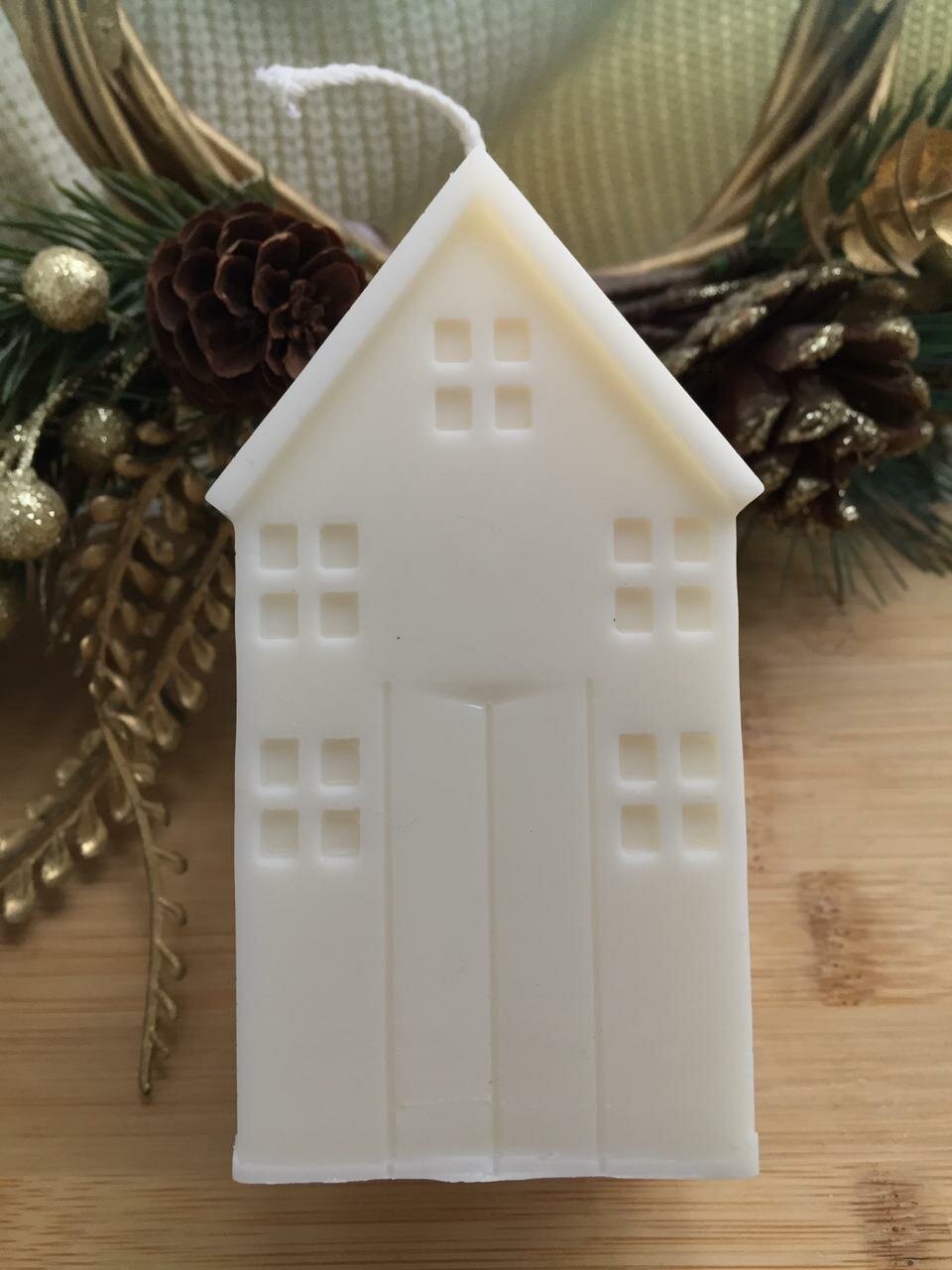Свеча новогодняя из соевого воска в форме домика "Sweet Big Scandi Home"/Подарок на Новый Год/Уют и тепло в вашем доме/Интерьерная свеча без аромата