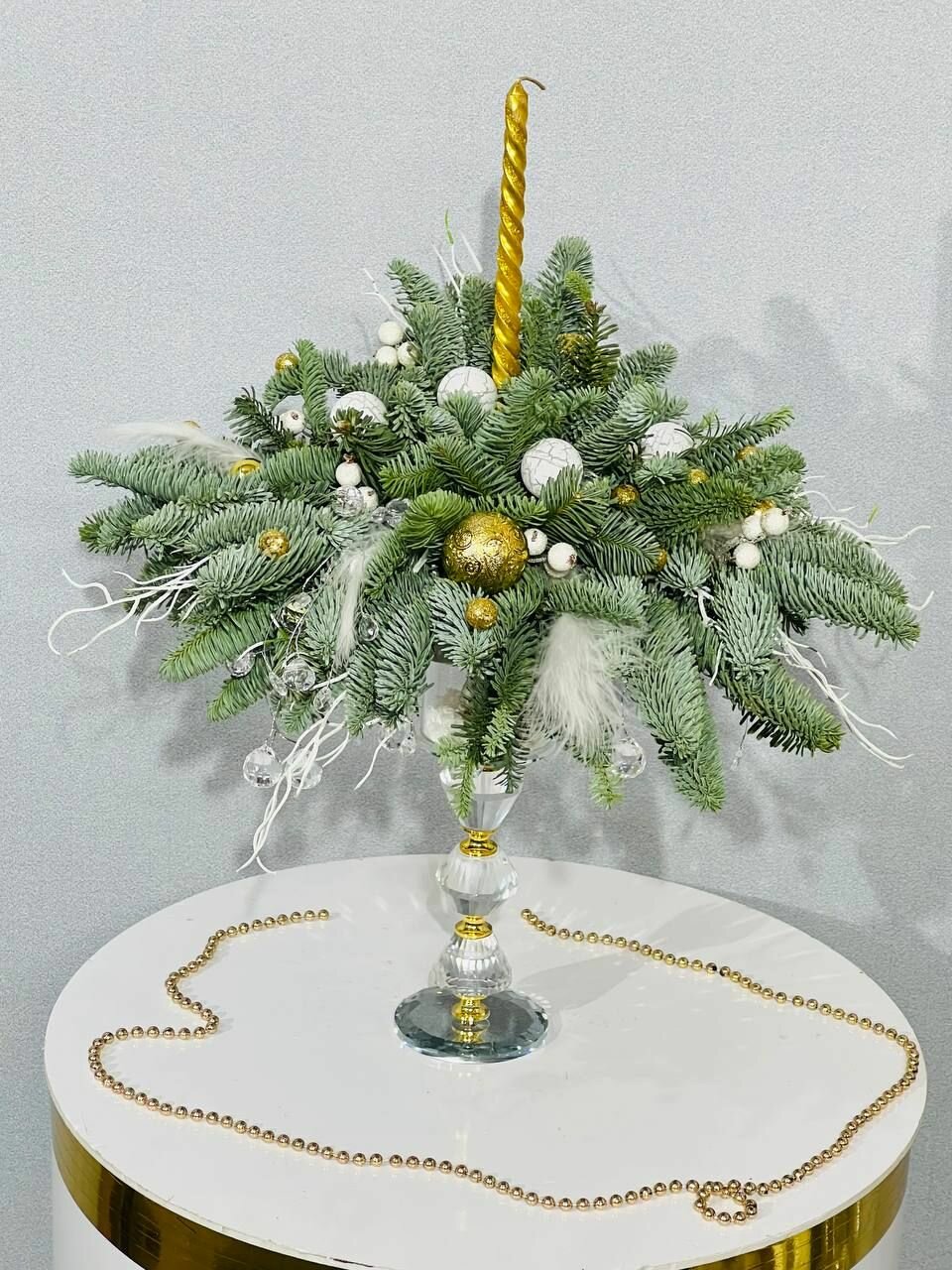 Новогодняя композиция со свечой, подсвечник с веточками натурального нобилиса