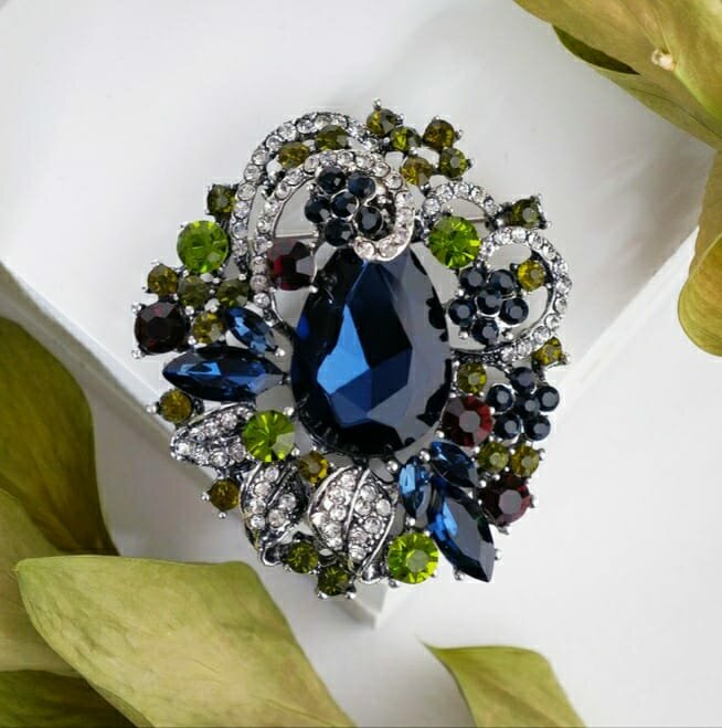 Брошь, стразы