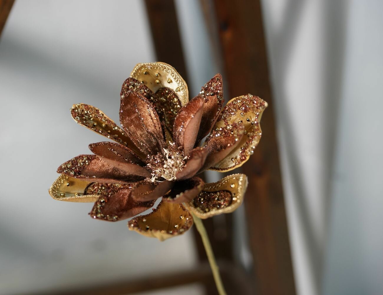 Искусственный цветок на стебле кувшинка доротея, полиэстер, золотая, 56 см, Christmas Deluxe 86685